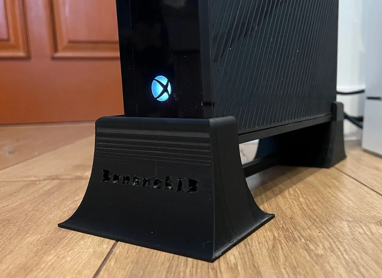 XBOX ONE vertical stand von MattB Kostenloses STL Modell herunterladen Printables