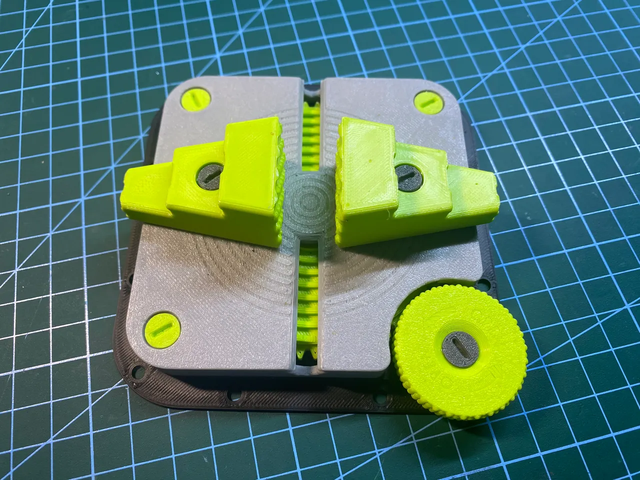 Four-sided Jaw for 3d printed vise by Mayster | Download free STL model ...