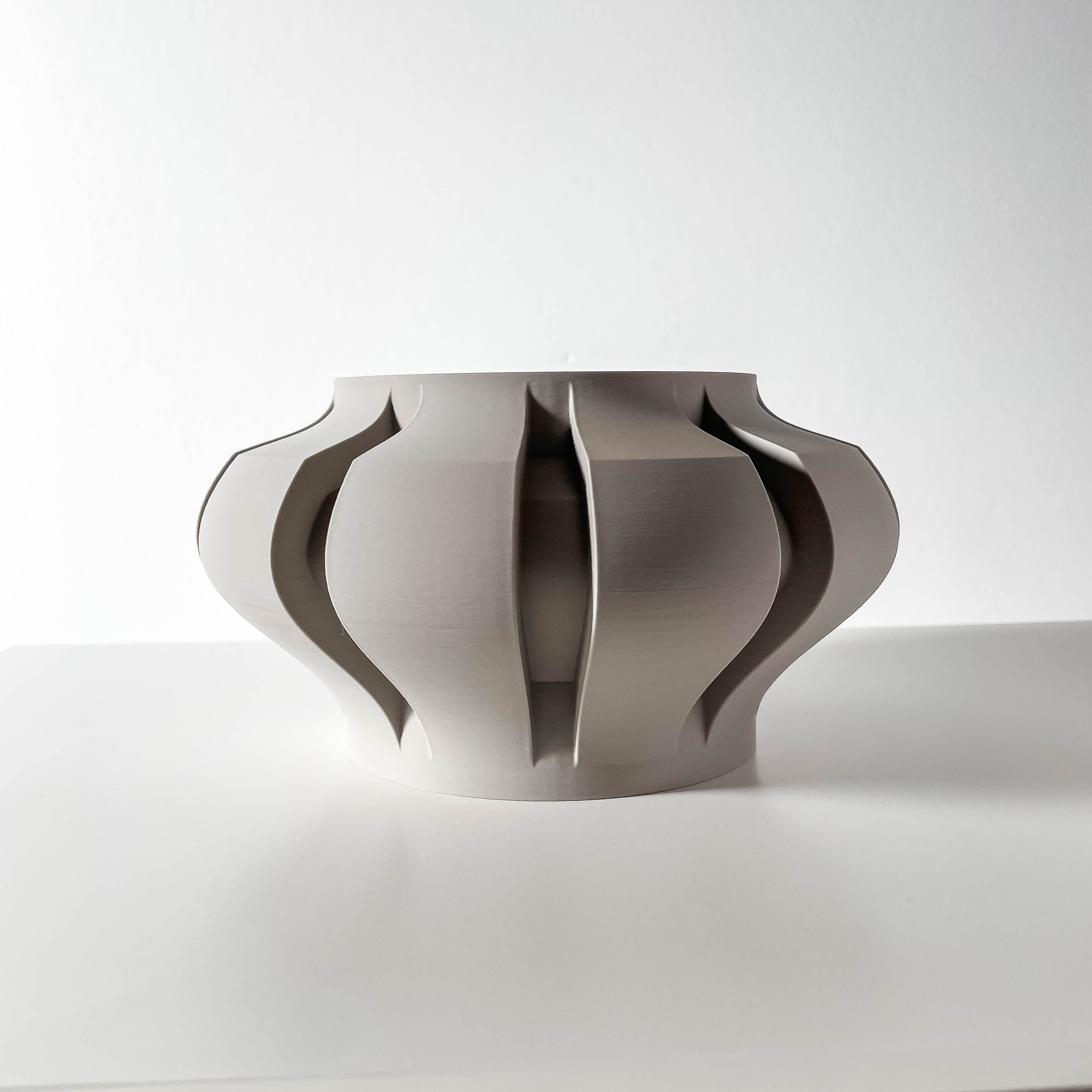 The Ariko Planter Pot with Drainage Tray & Stand Included: Modern and ...
