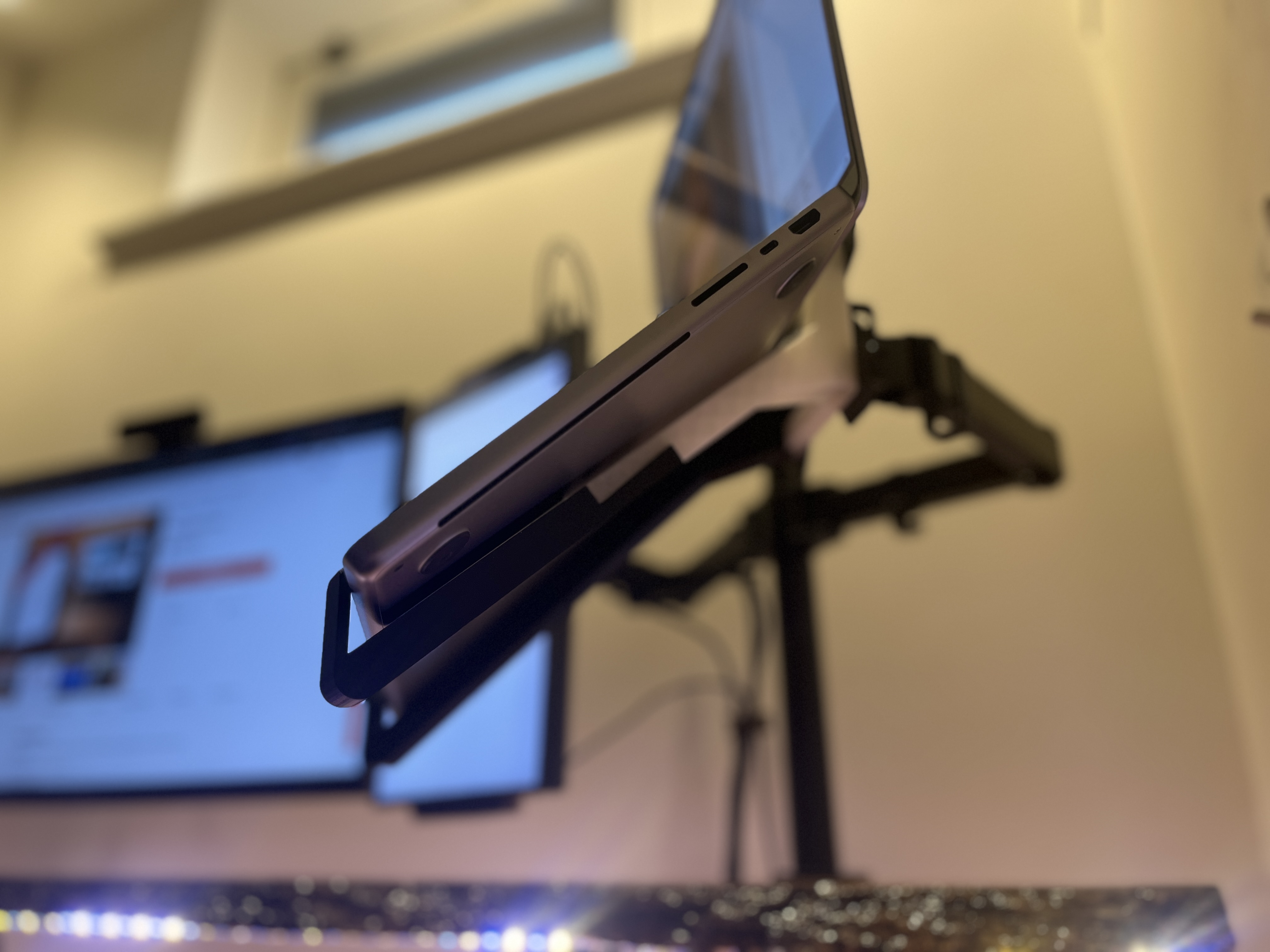 Vesa Laptop Stand by FocusDesignCo | Download free STL model ...