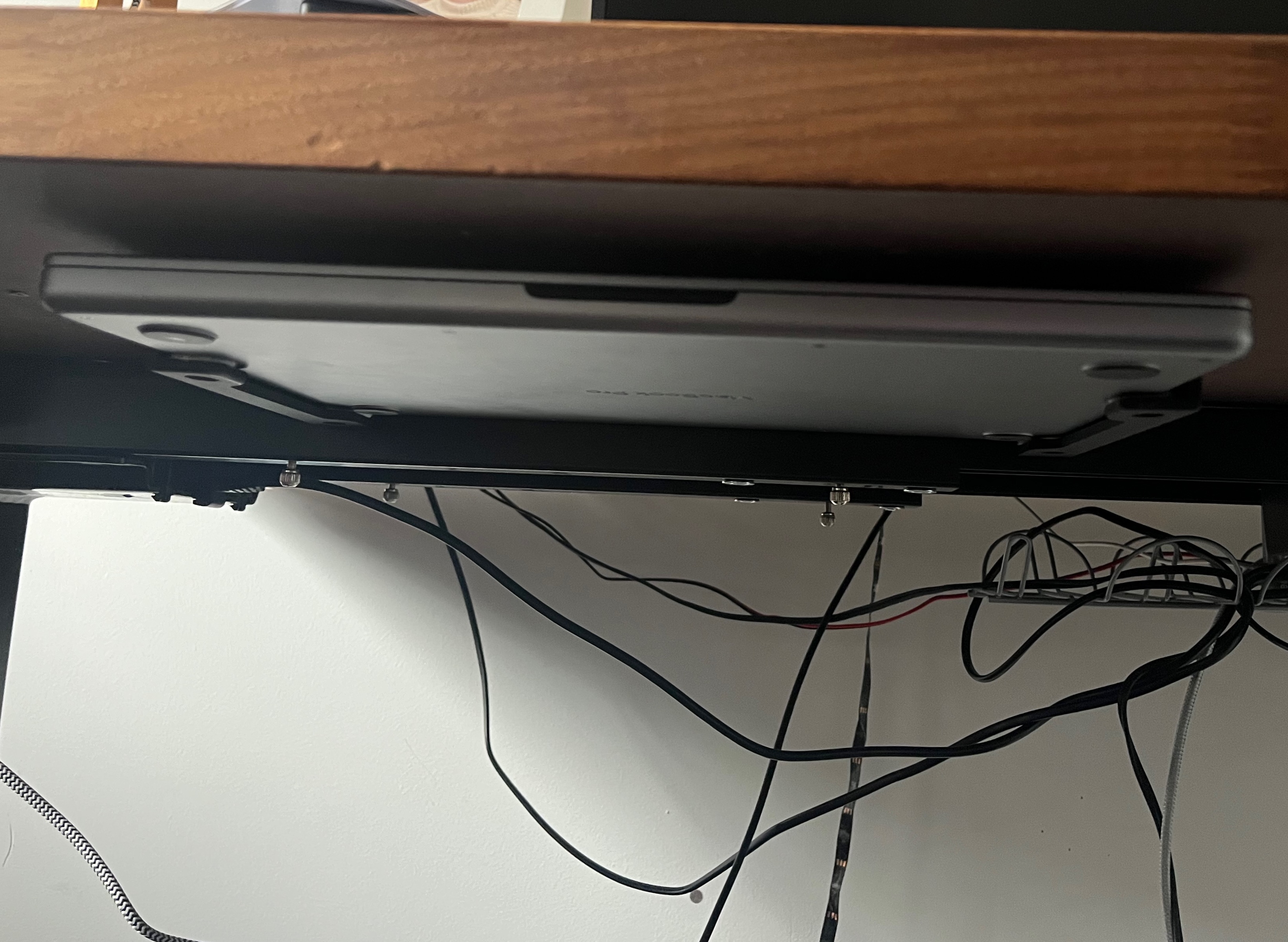 MacBook Pro M3/M2/M1 Voronoi Under Desk Mount (14/16 Inch) by Klief ...