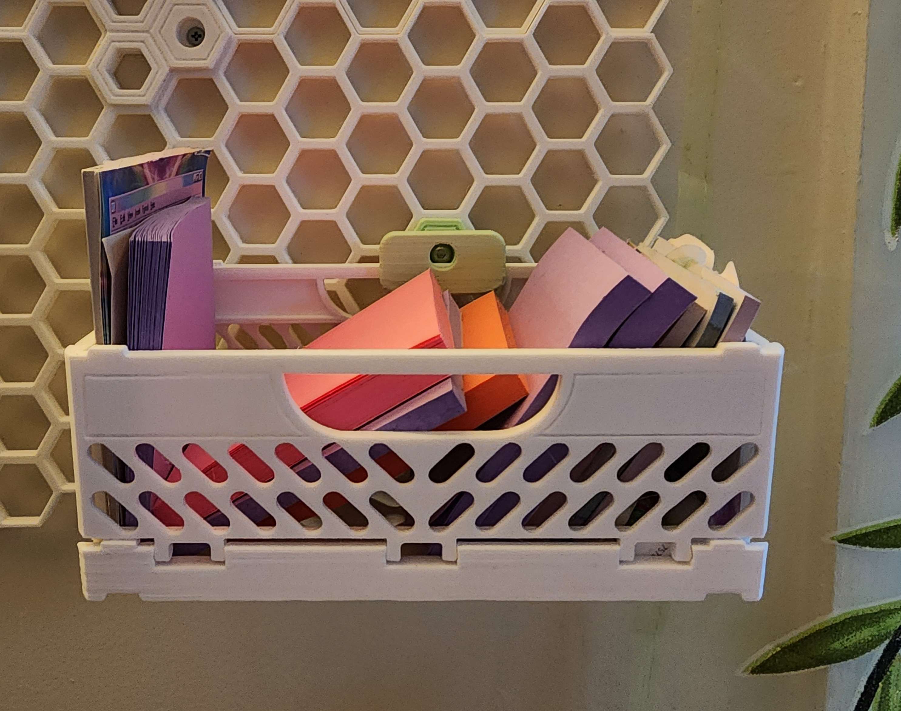 @Hugo Folding Crate Honeycomb Wall Mount Kit von Grace Smith ...