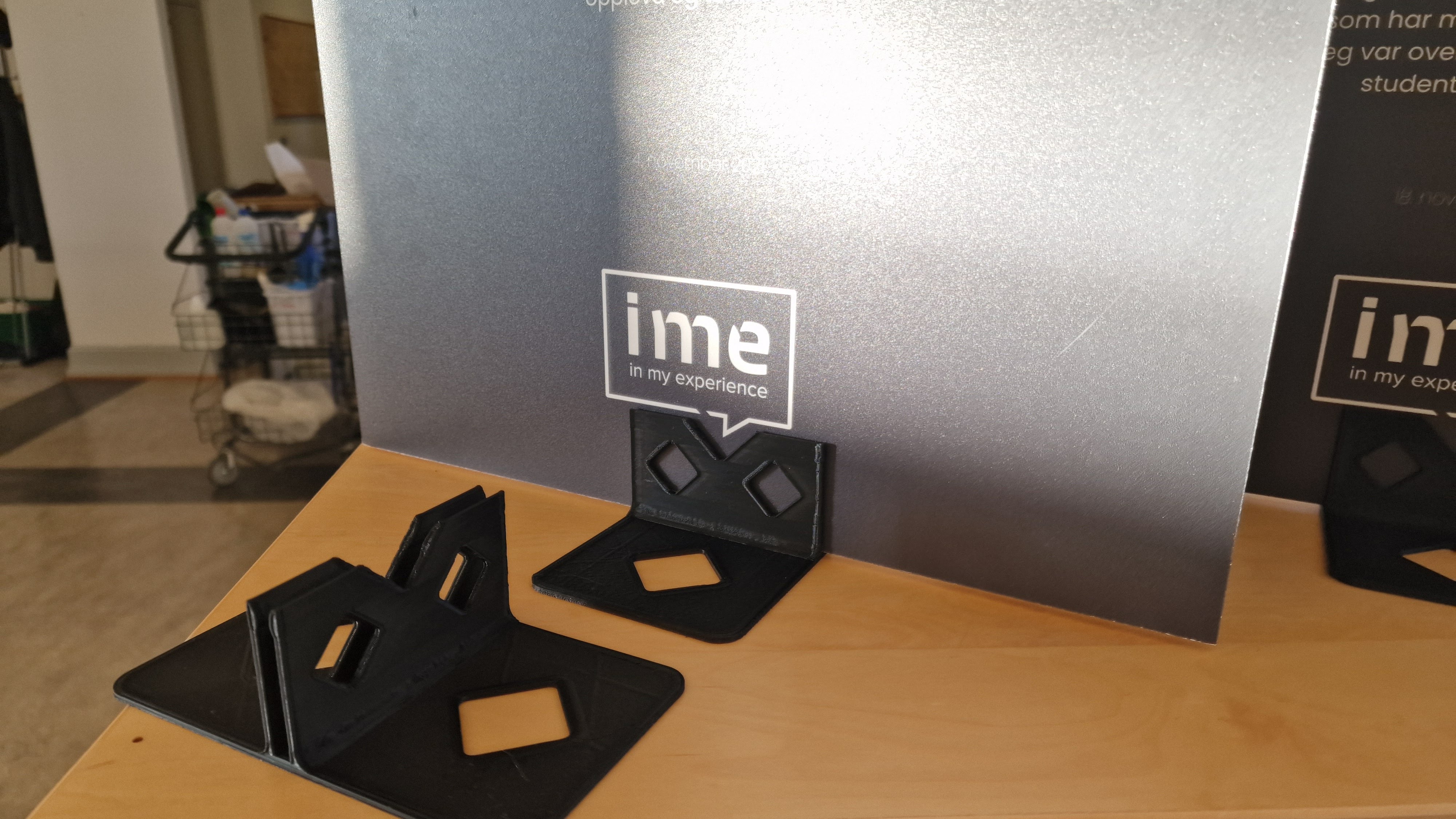 Plaque stand for up to 7mm. thickness by Baeoniq | Download free STL ...