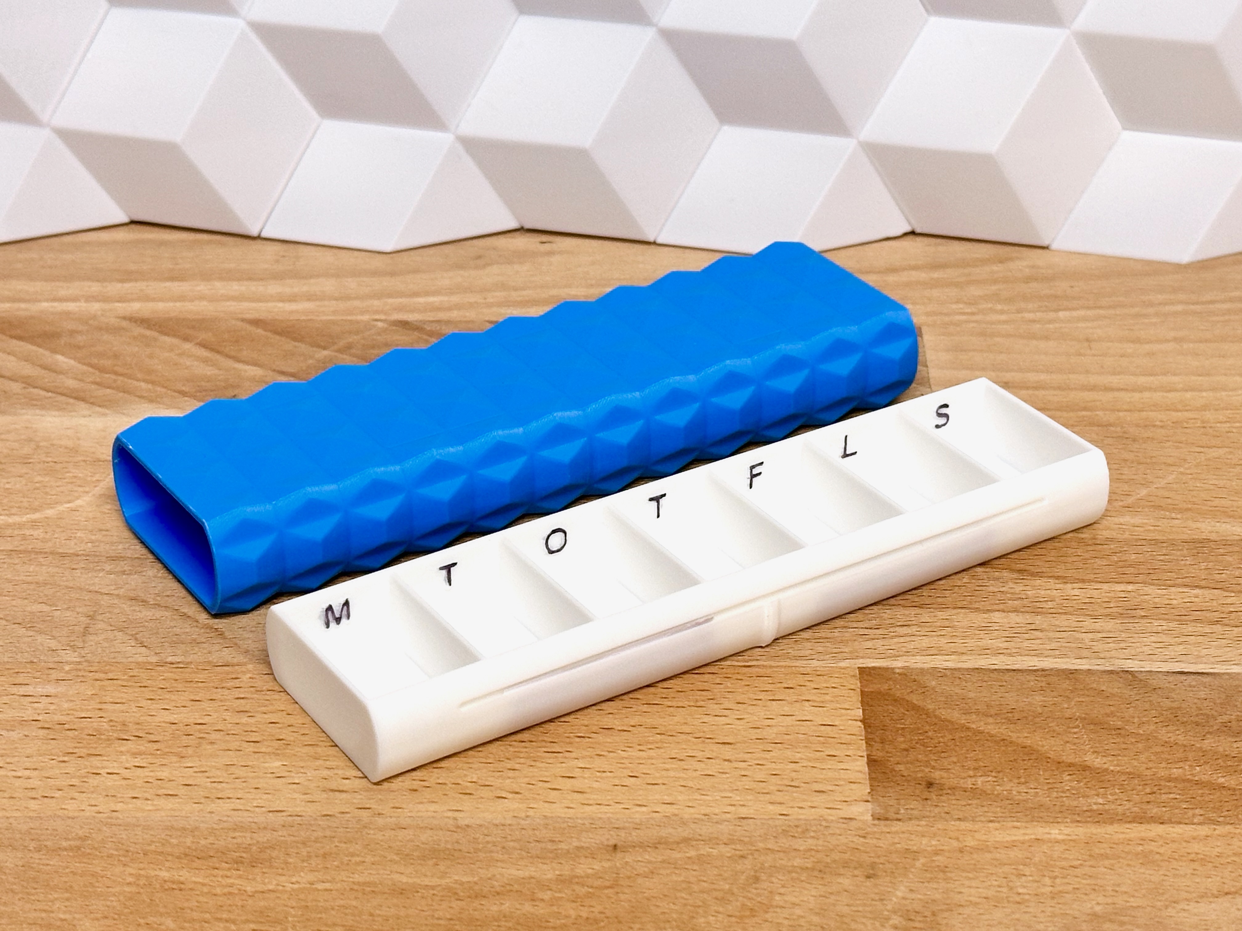 Sliding Pill Box (textured organizer for weekly medication) von ...