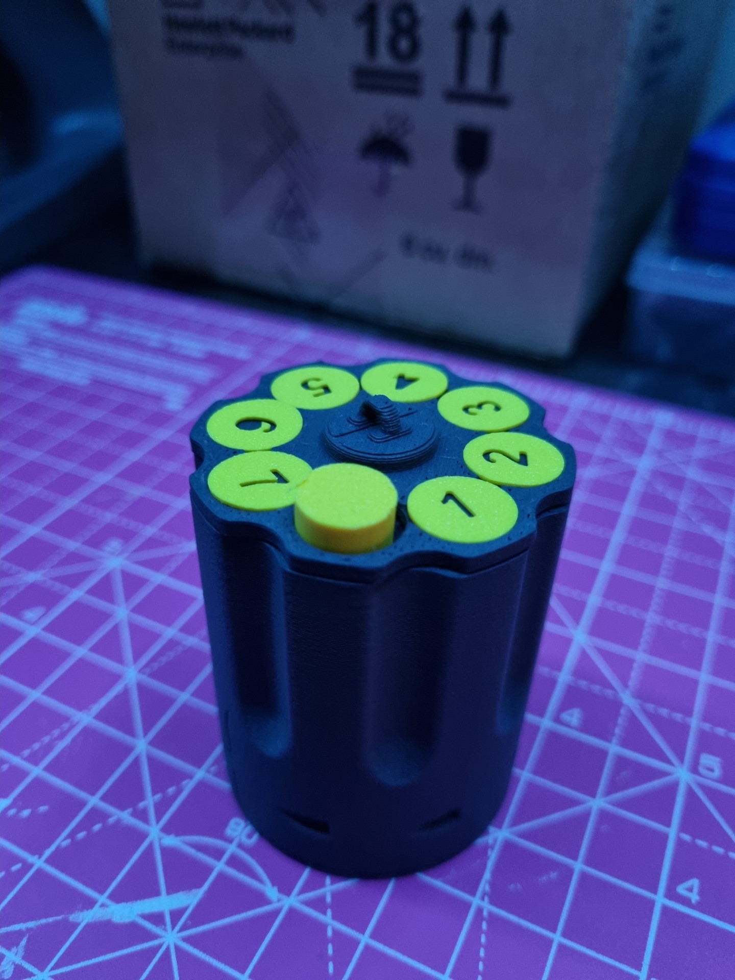 Fidget spinner revolver pill box von Theforg3d | Kostenloses STL-Modell ...