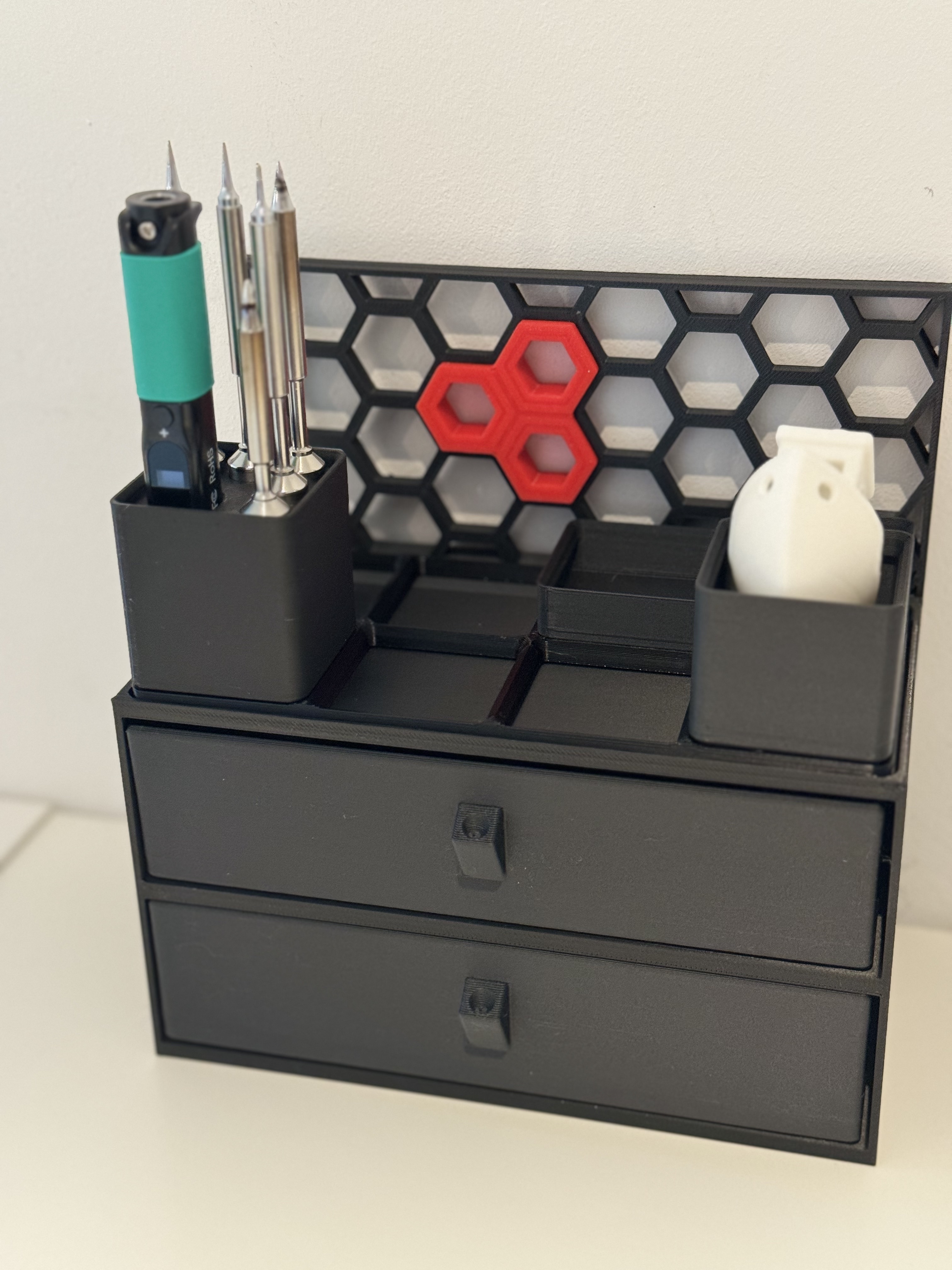 Gridfinity and Honeycomb wall modular drawers. par peterbraden ...