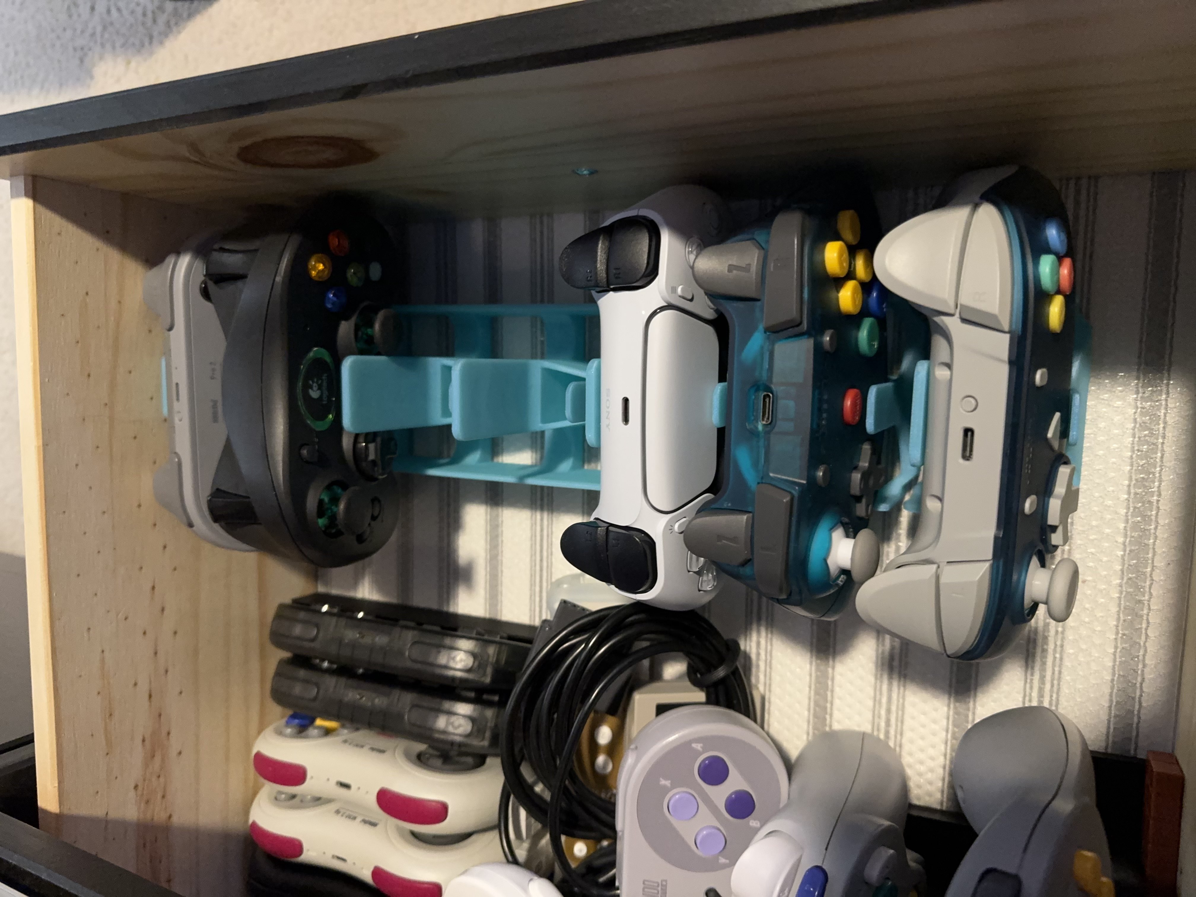 Universal Modern Controller Stand by Kuro Houou | Download free STL ...