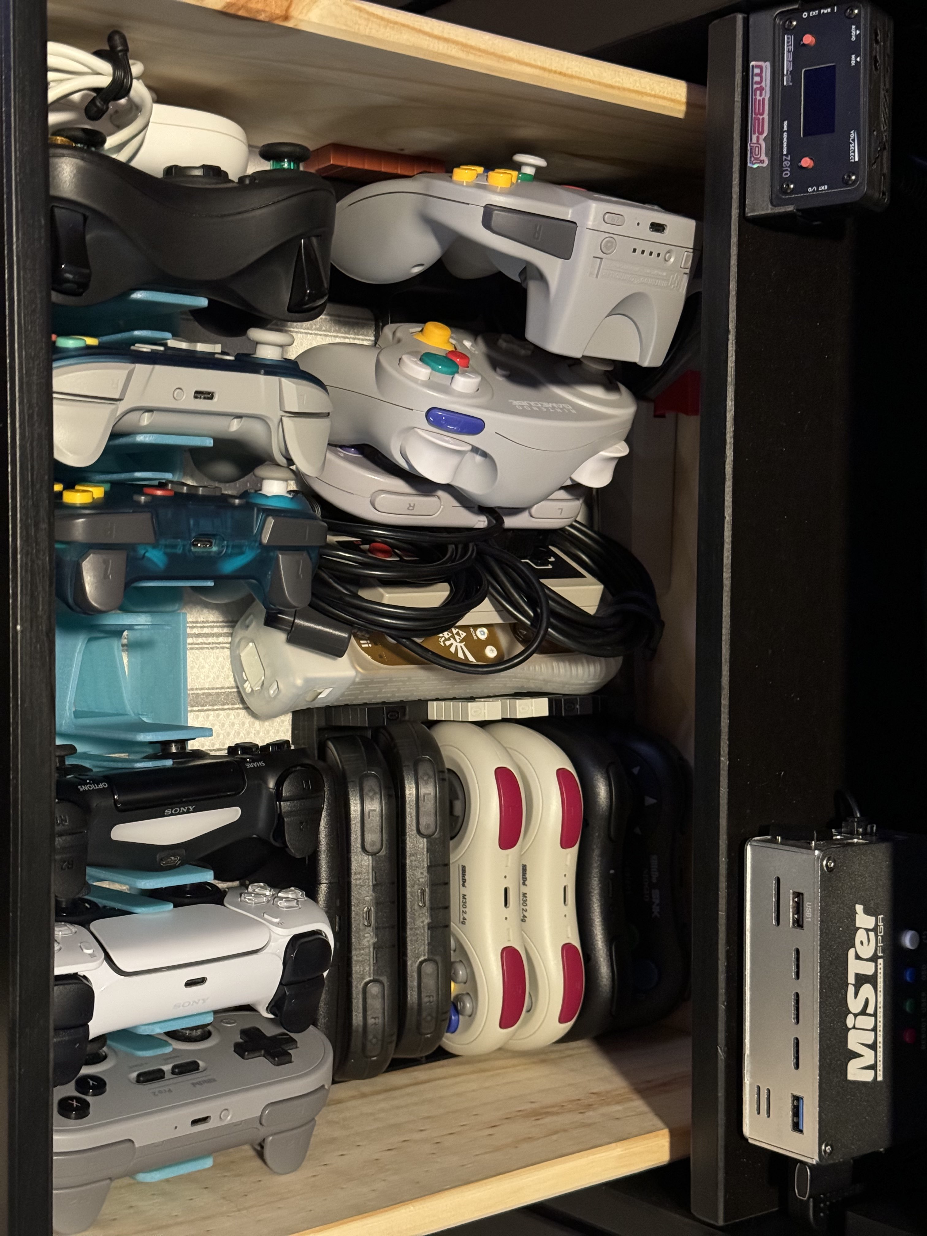 Universal Modern Controller Stand by Kuro Houou | Download free STL ...