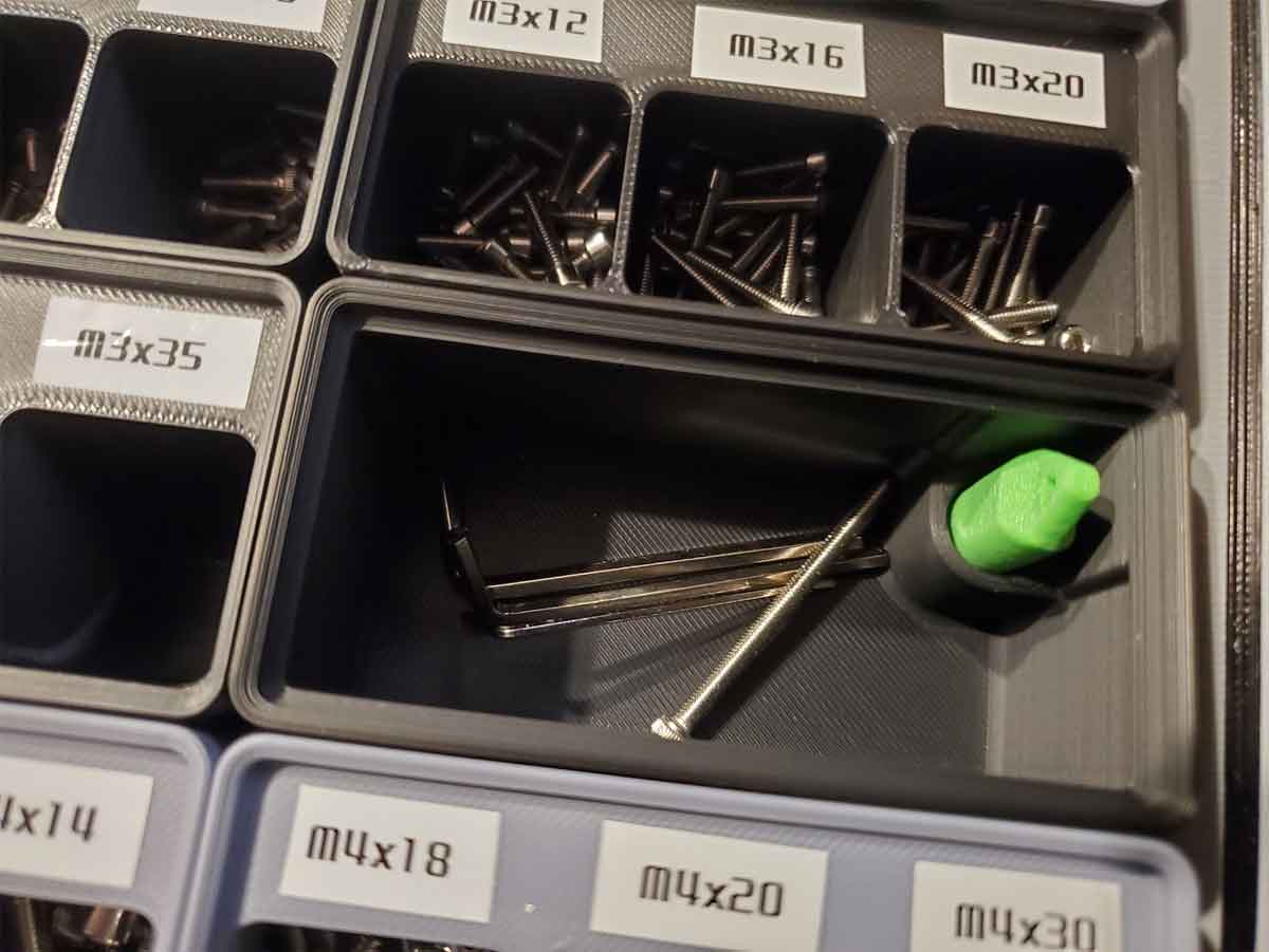 Gridfinity Bin 1x2 with Small Parts Magent Tool von MyStoopidStuff ...
