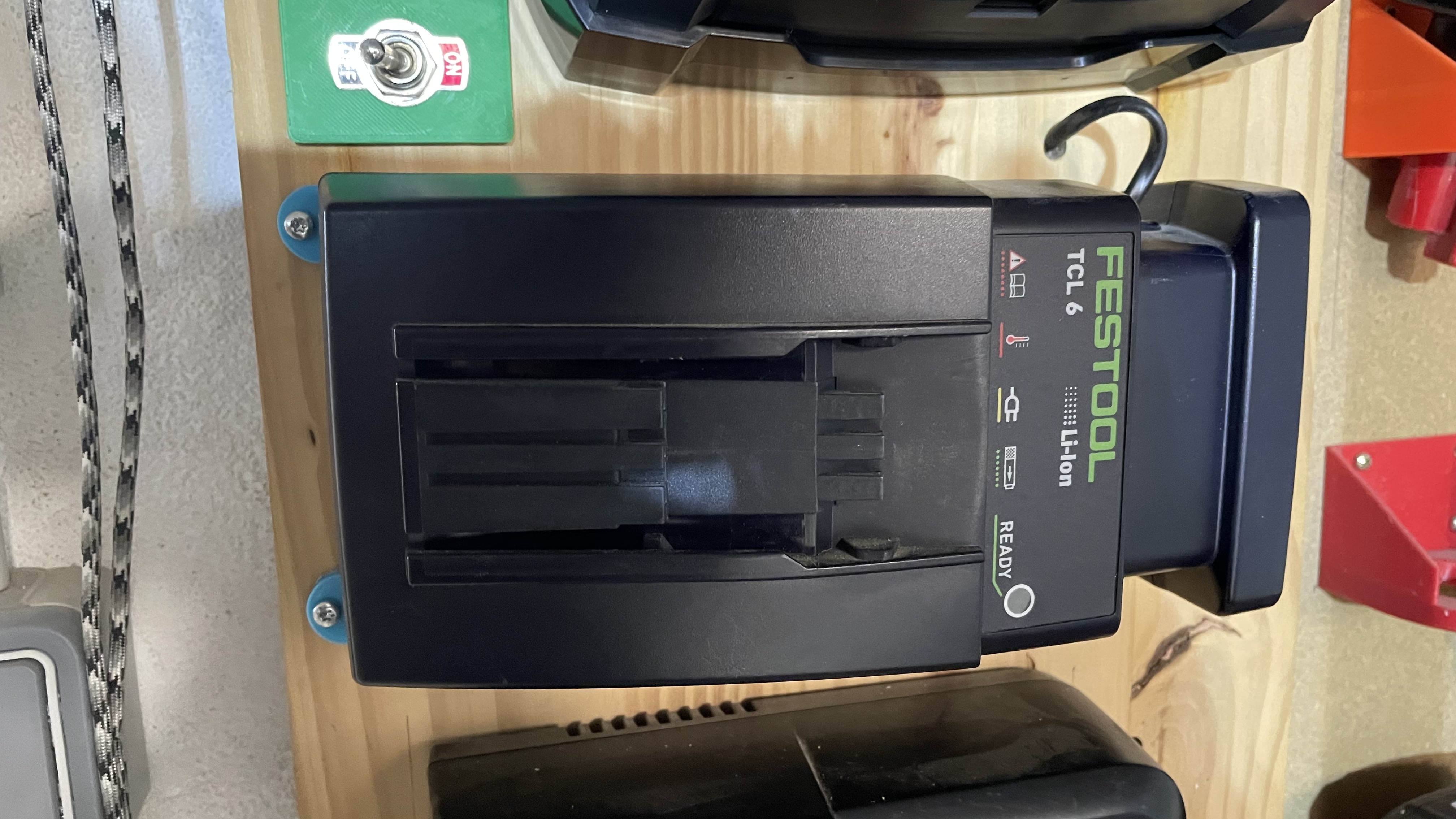 Support mural pour chargeur Festool TCL6 - Festool Charger Holder by ...