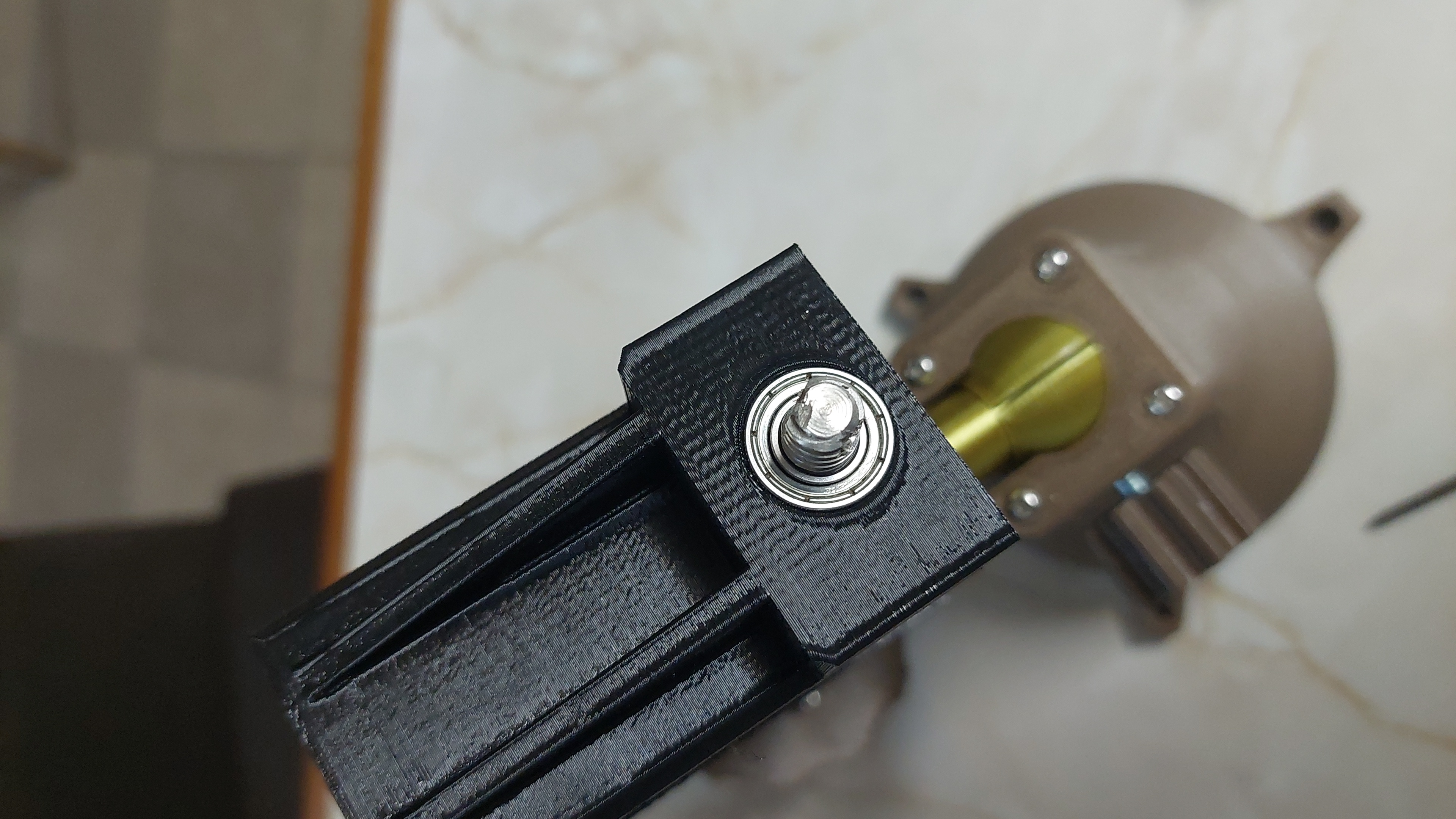 Trapezoidal screw rail and jaws for rotating vise by Marcin Krzemień ...