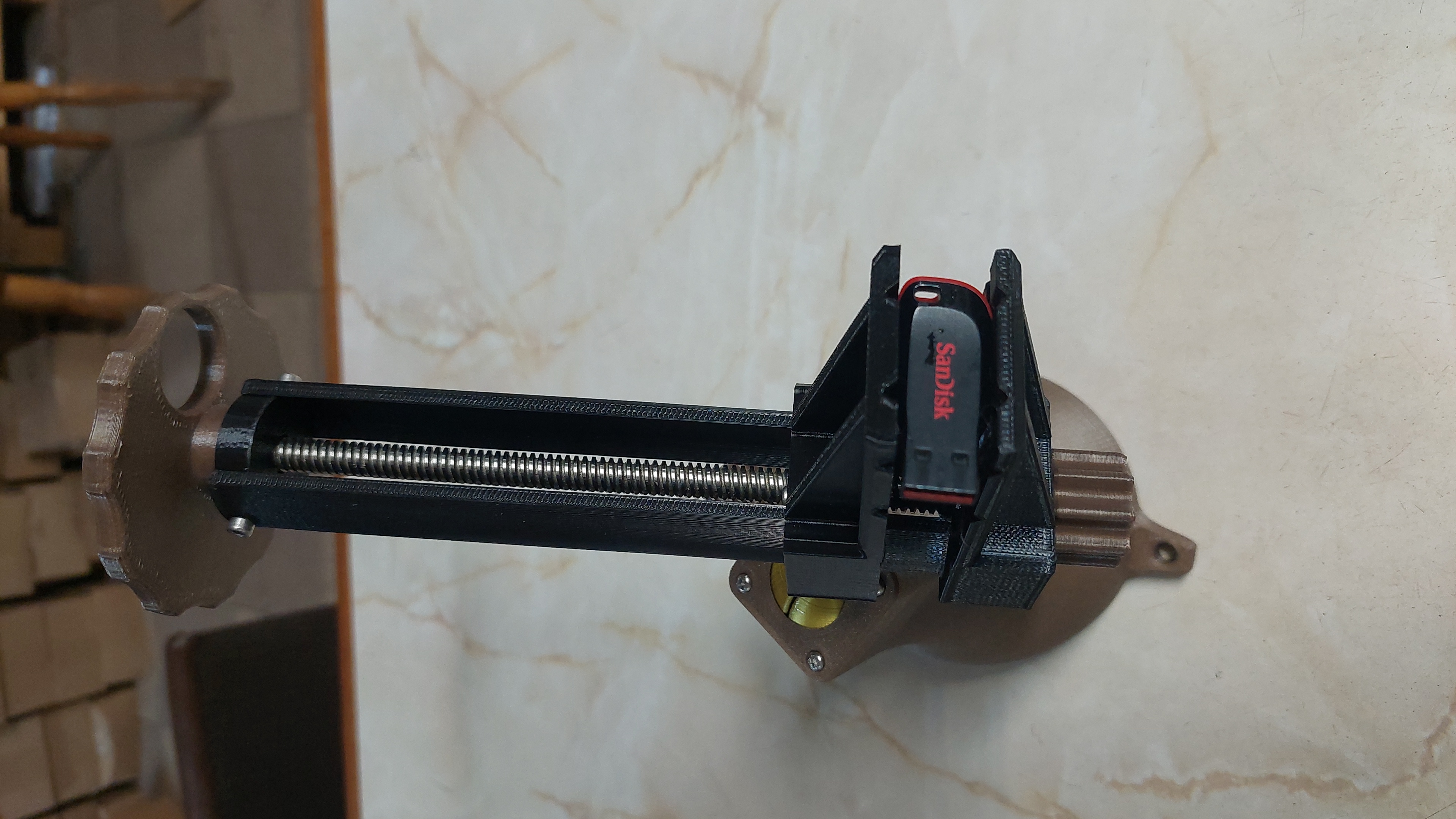 Trapezoidal screw rail and jaws for rotating vise by Marcin Krzemień ...