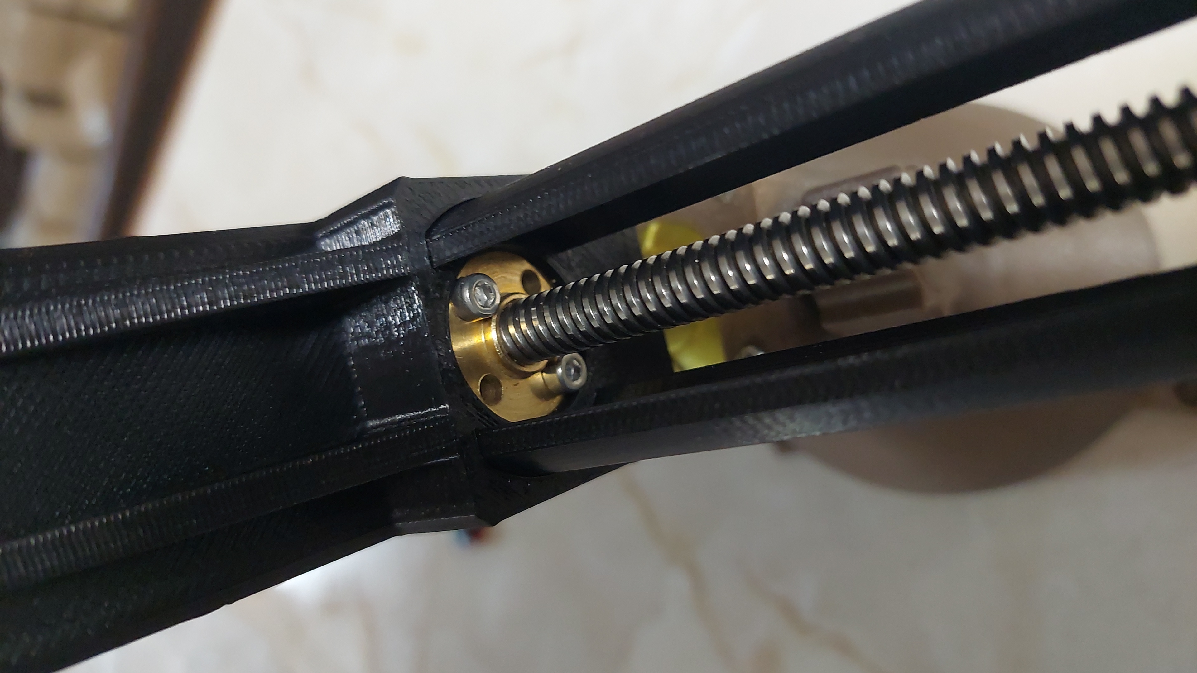 Trapezoidal screw rail and jaws for rotating vise by Marcin Krzemień ...