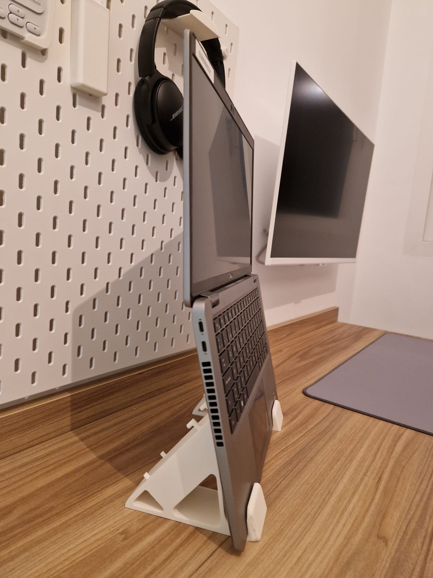 Laptop stand v2 for skadis storage ikea by Antilo | Download free STL ...