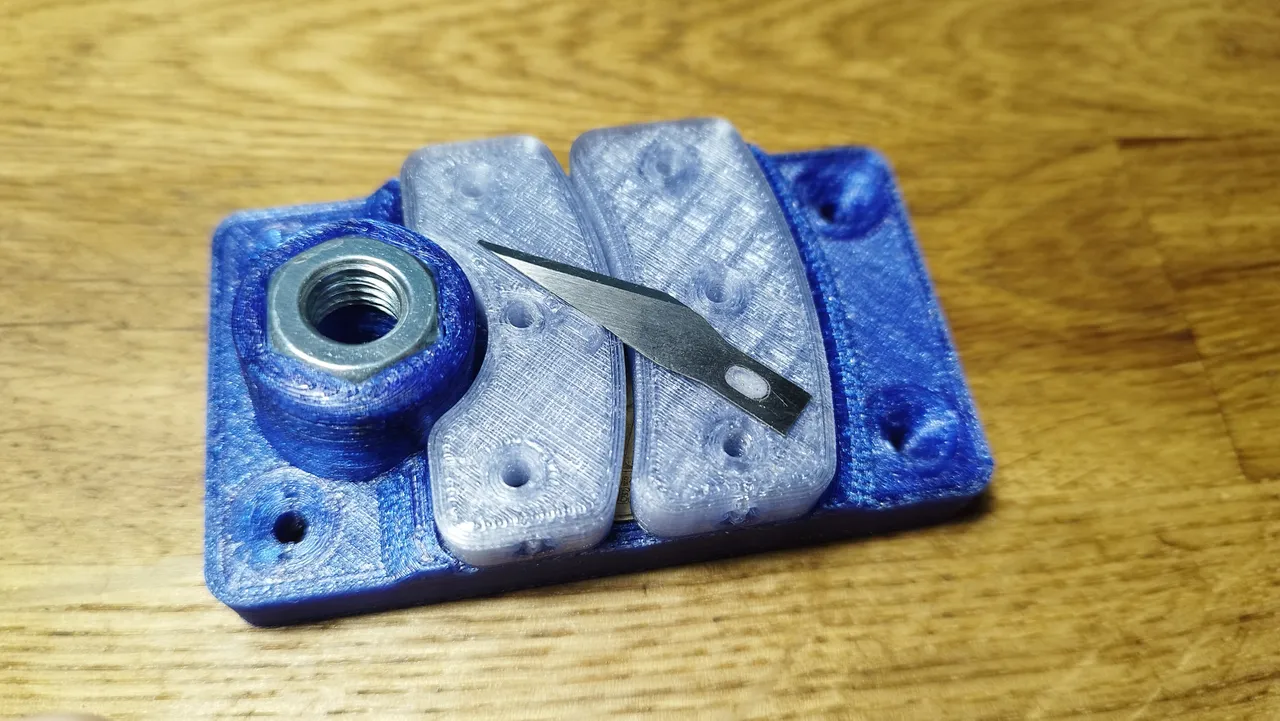 Bottle cutter with scalpel knife blade by MZ3D.it | Download free STL ...