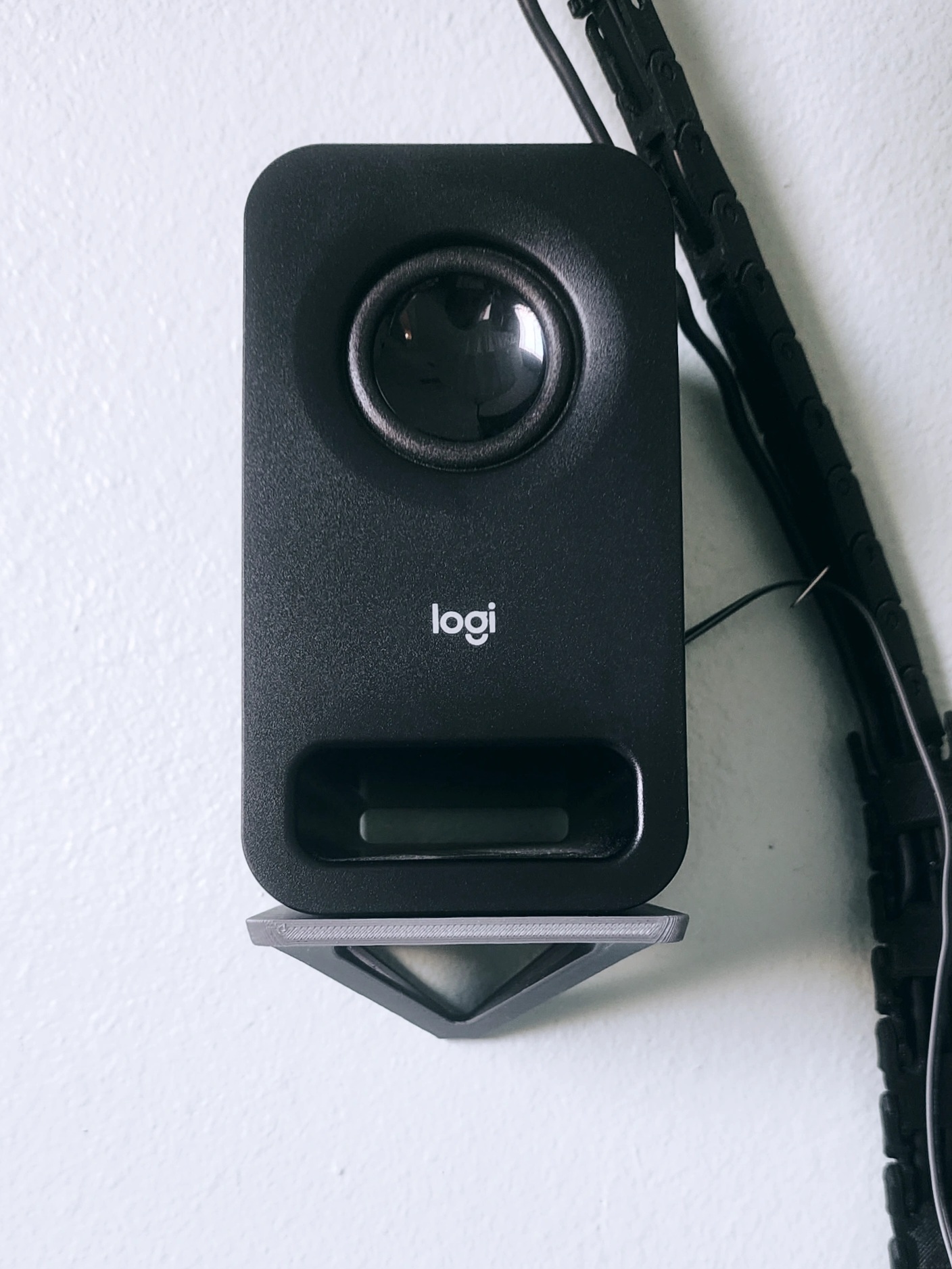 Minimalistic logitech Speaker Base by Daniel Pedroza | Download free ...