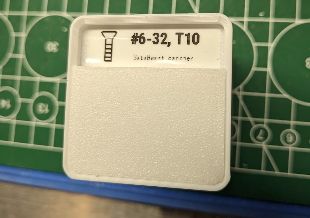 Lid for 1x1 Gridfinity bin with label by Shellgame | Download free STL model | Printables.com