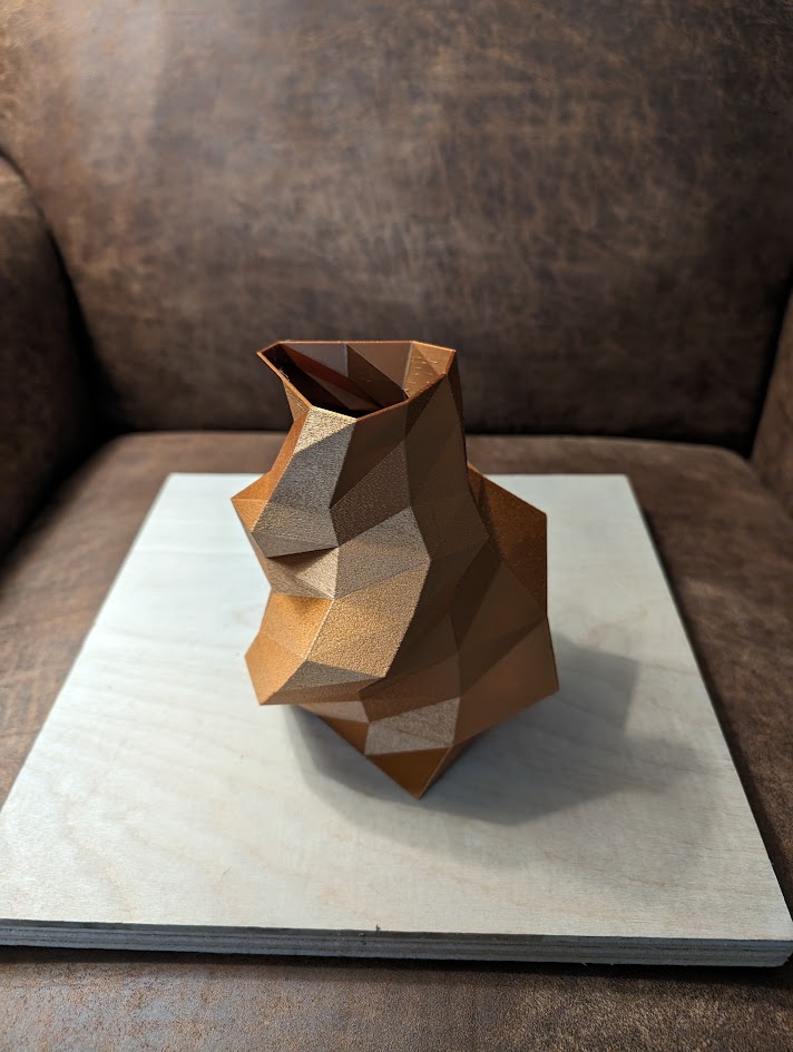 Asymmetrical, low poly, twisted vase par NDFenchak | Téléchargez ...