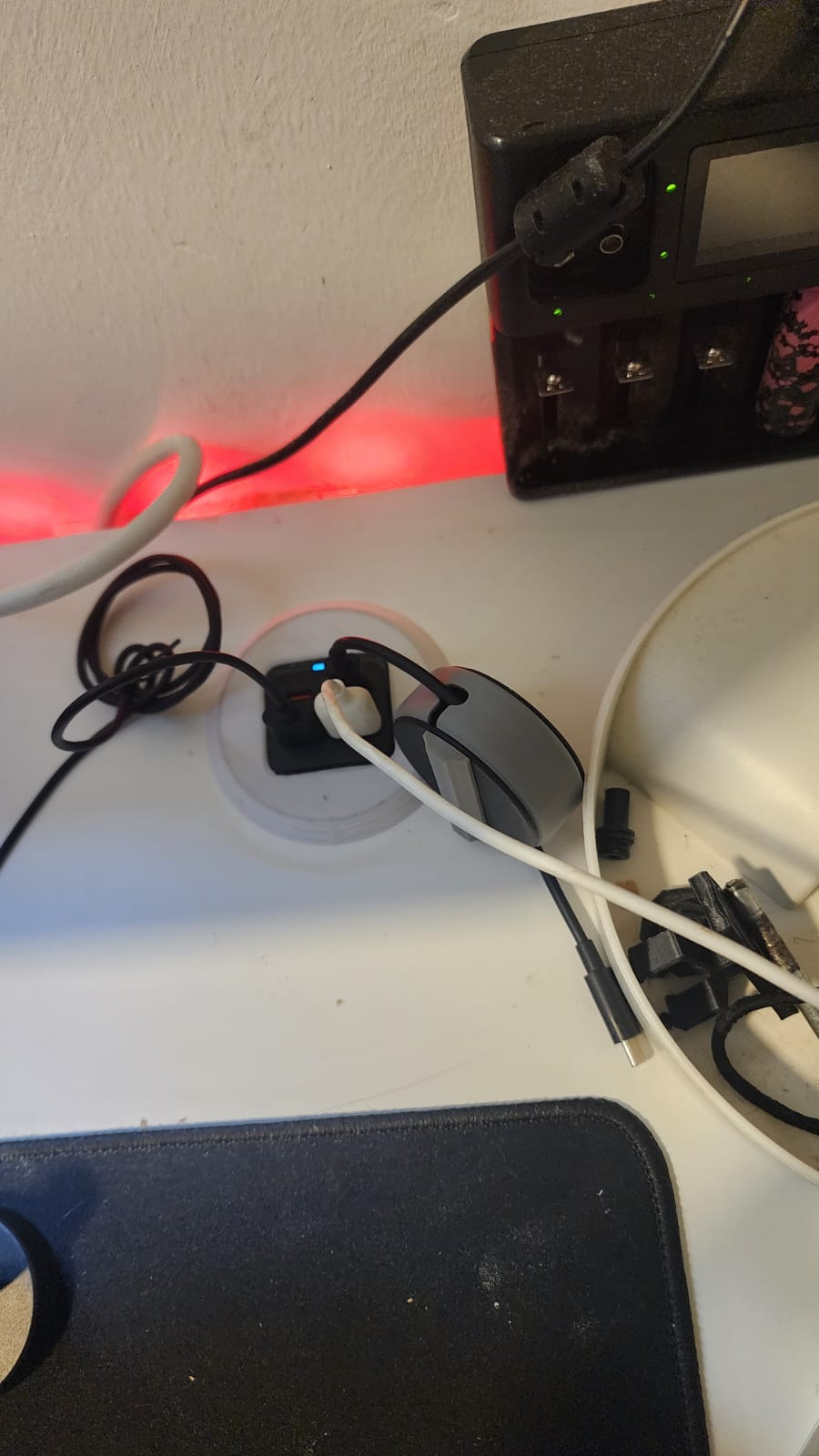 Beasus charger deskthrough mount by Or Grinberg | Download free STL ...