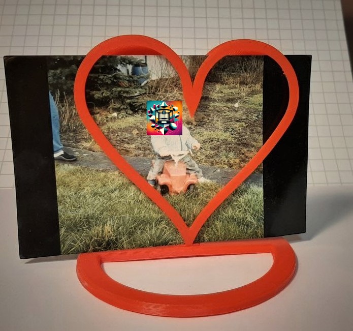 Small Heart Shaped Photo Stand by Maximilian Deutsch | Download free ...