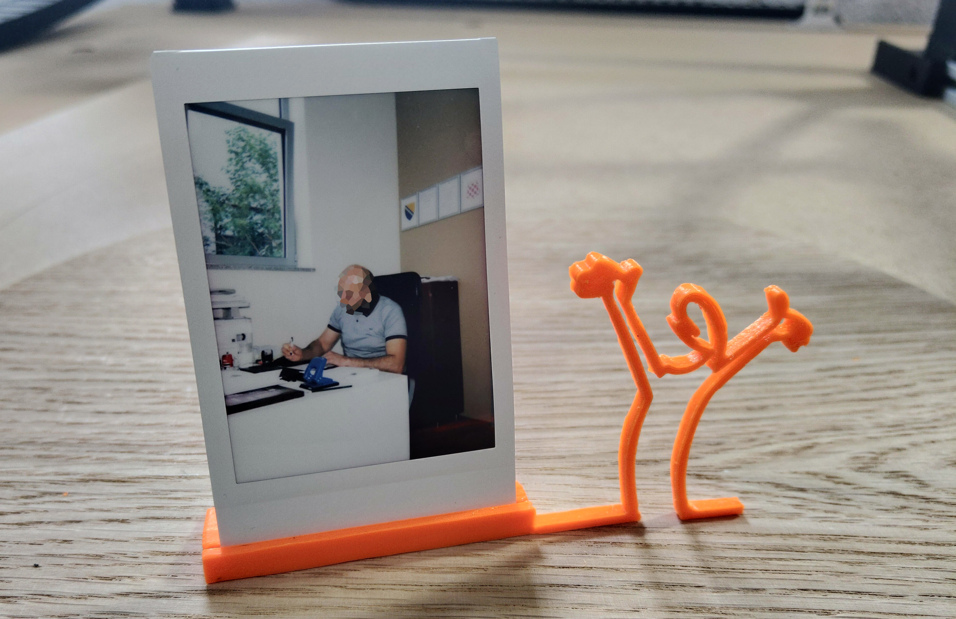 La Linea Photo Holder V2 by DragoMej | Download free STL model ...