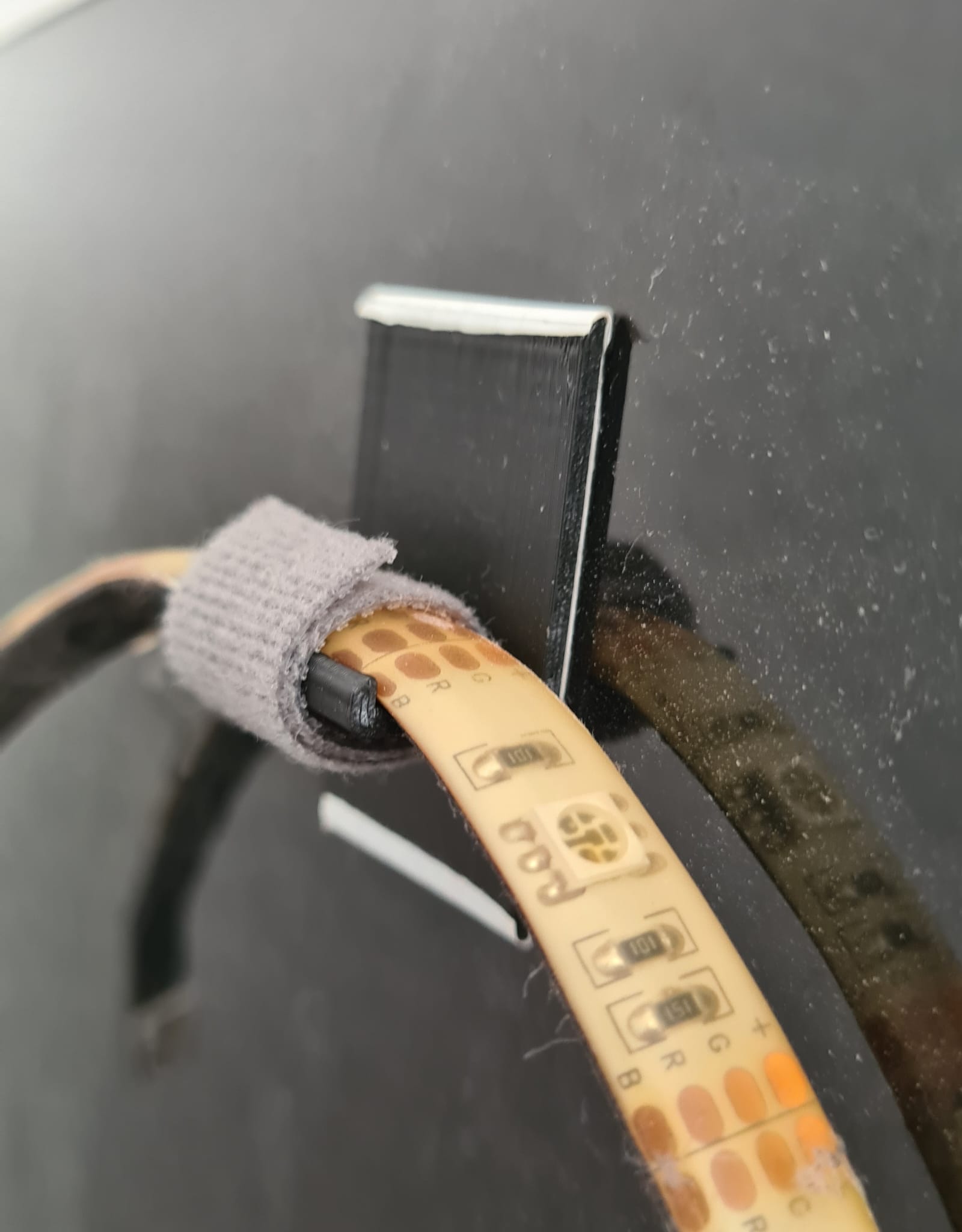 LED Monitor Mount Velcro Klett Bildschirm by Vinni | Download free STL ...