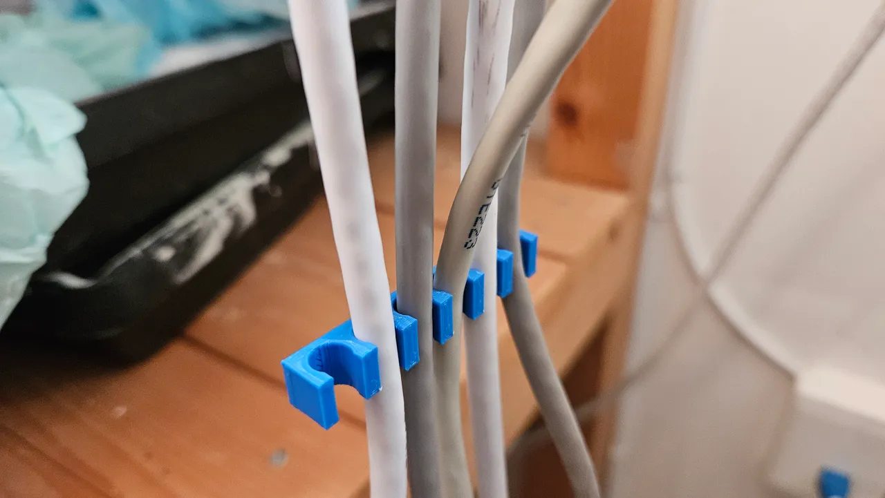 Simple cable clip by mortenlj | Download free STL model | Printables.com