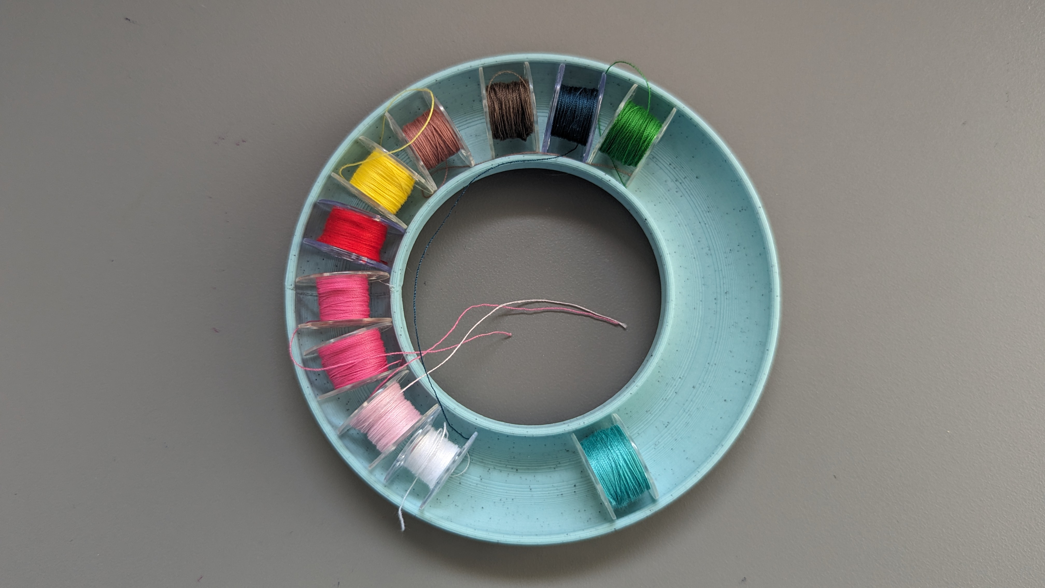 Bobbin spool organizer by Jonne Terlouw | Download free STL model ...