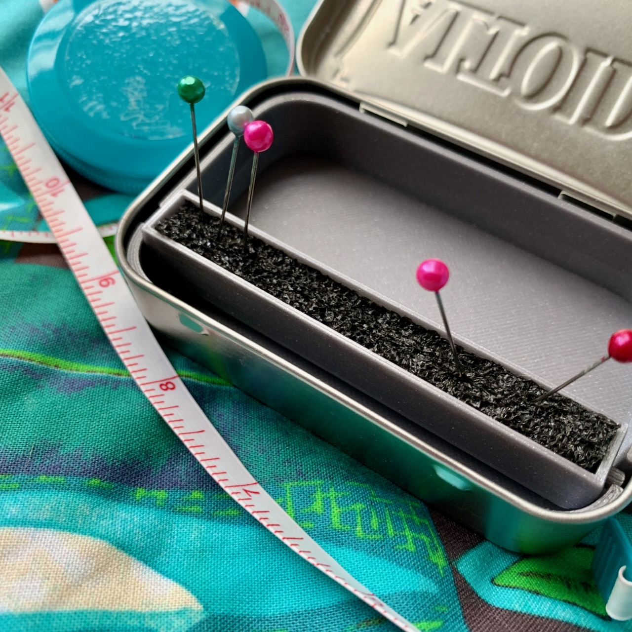 Needle/Pin holder in an Altoids tin by litlnemo | Download free STL ...