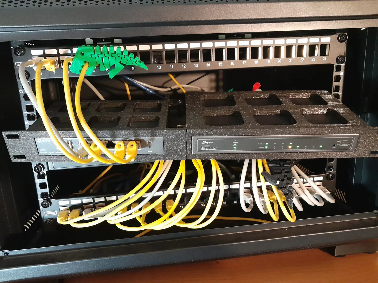 TP-Link Omada ER605 and SG2008P 1U Rack Mount by batonikleonardo ...