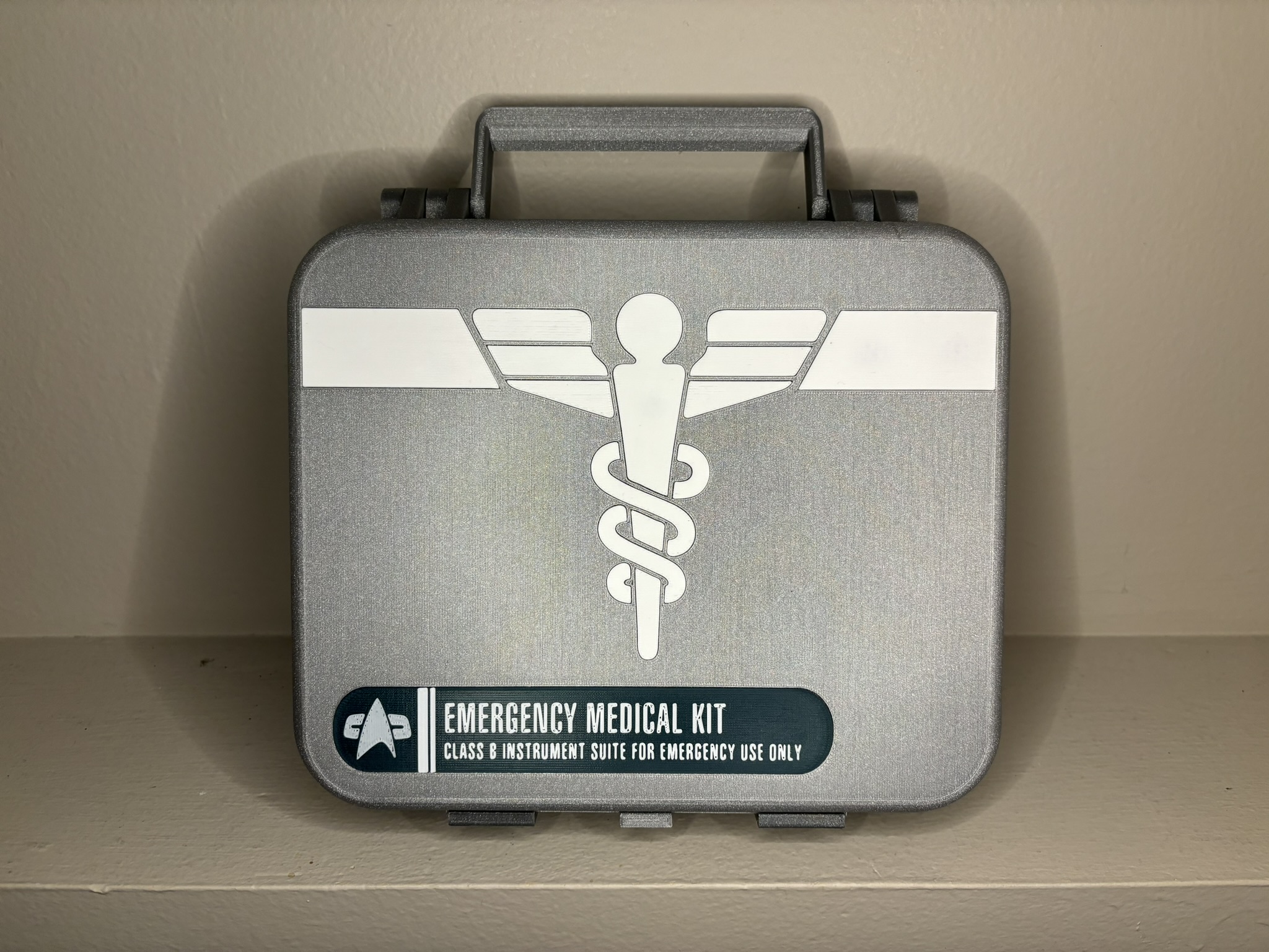 Star Trek Emergency Medkit par 𝗨𝗻𝗶𝗺𝗮𝘁𝗿𝗶𝘅𝗥𝗲𝗱🪐🌠 | Téléchargez ...