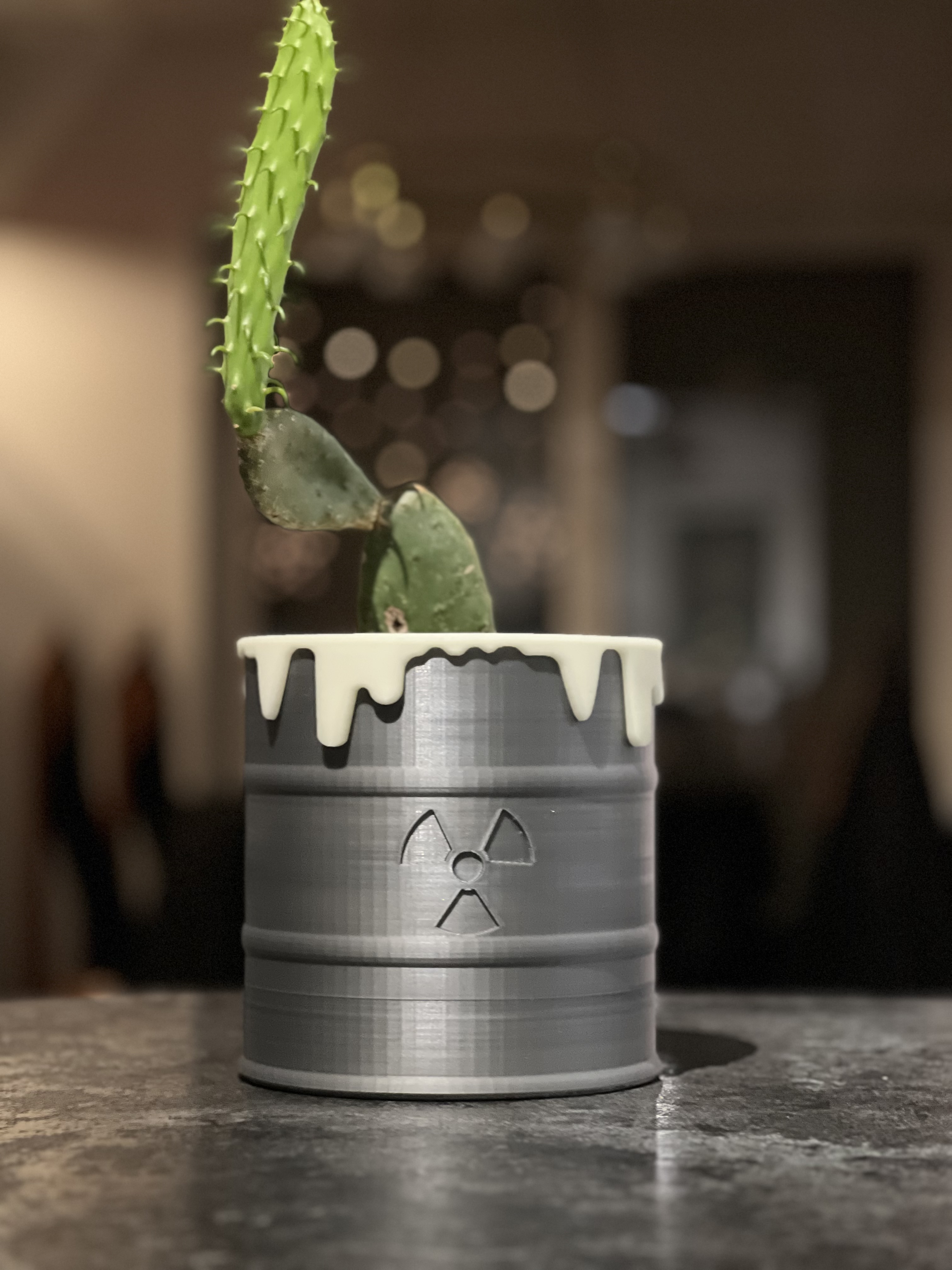 RADIOACTIVE BARREL FLOWER POT (GLOW IN THE DARK) por Kramer_Werke ...