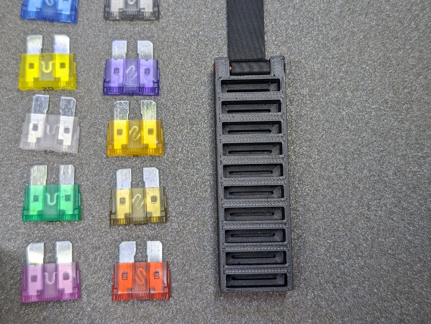 Blade Fuse Holder with snap lid by Stevesgoodprints | Download free STL ...