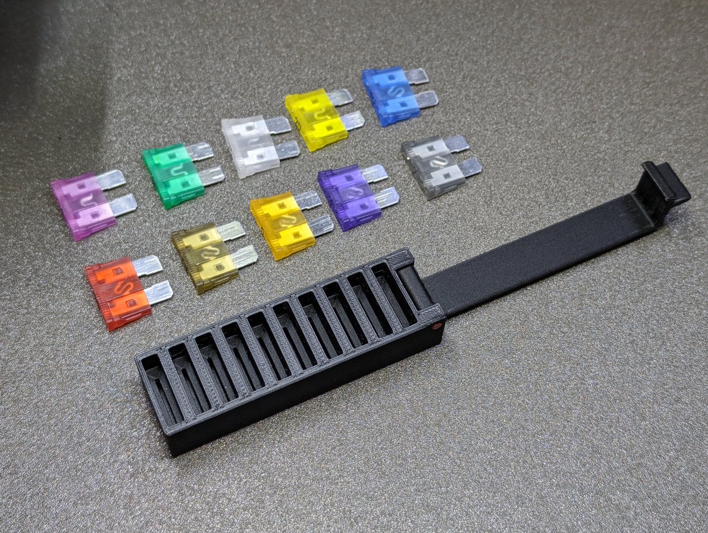 Blade Fuse Holder with snap lid by Stevesgoodprints | Download free STL ...