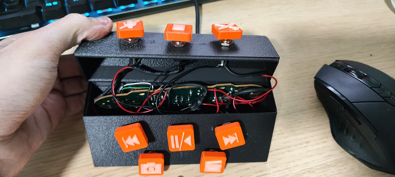 Streamdeck DIY 8 buttons by Nedeles | Download free STL model ...