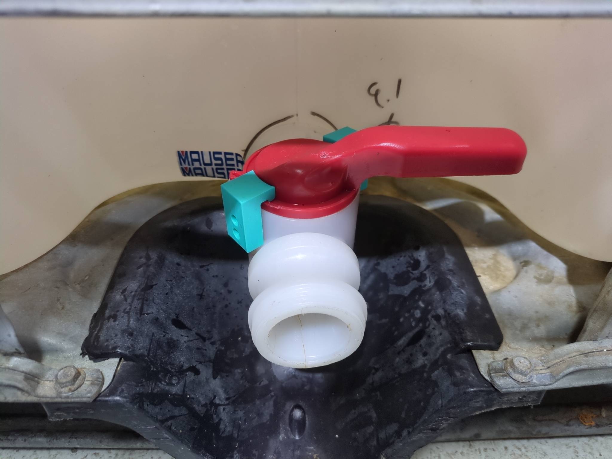 Valve Clasp for Mauser and potentially other IBC totes + onshape link ...