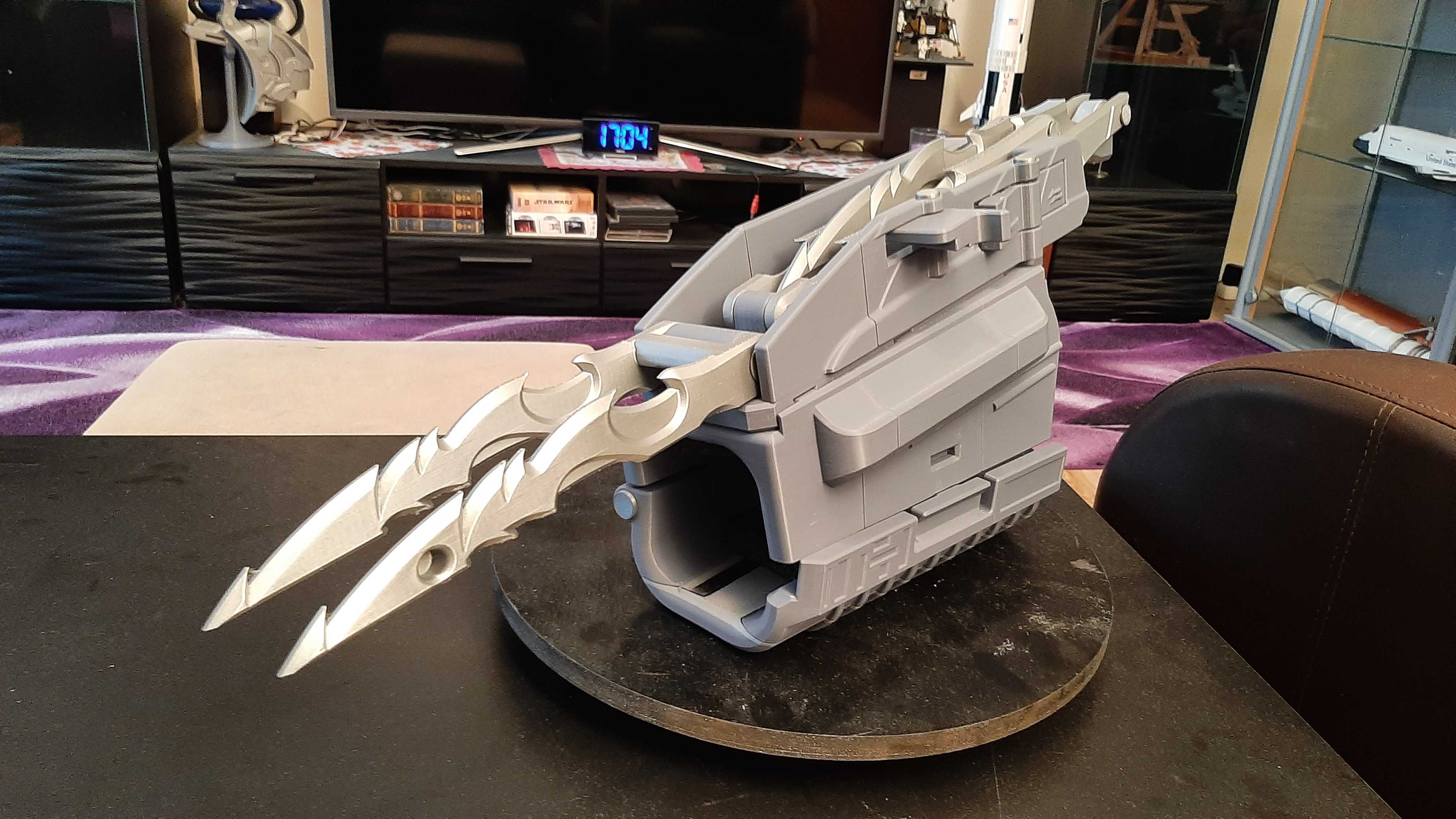 Predator gauntlet with retractable Wrist Blade and Scimitar by Martin ...