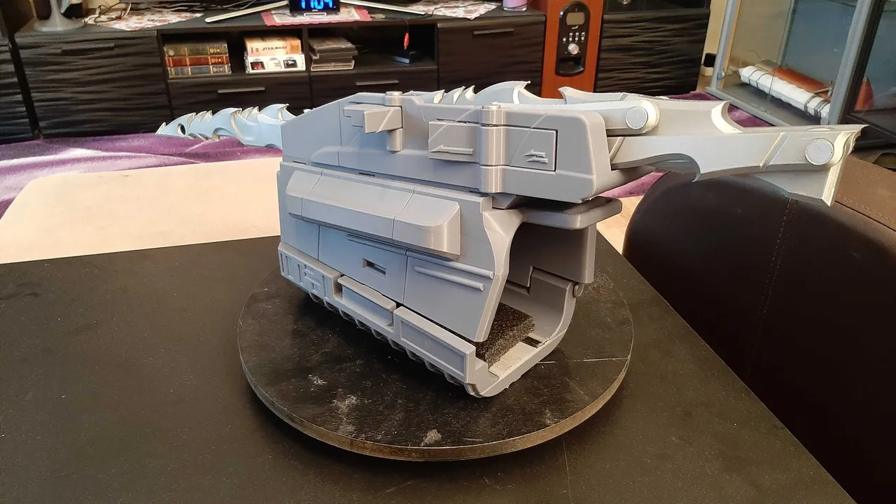 Predator gauntlet with retractable Wrist Blade and Scimitar by Martin ...