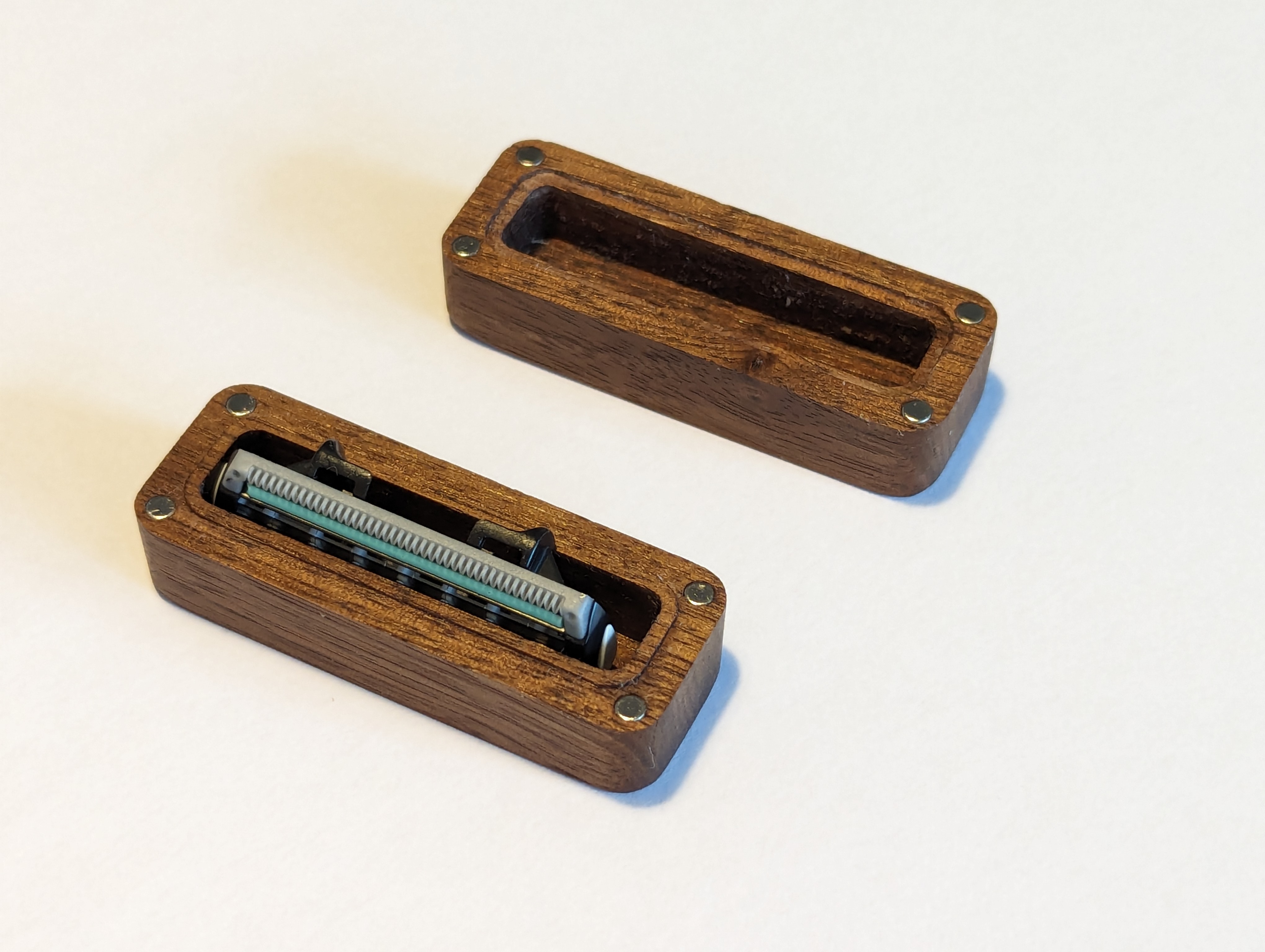 Travel box for razor blade, enclosure, made to be held closed by ...