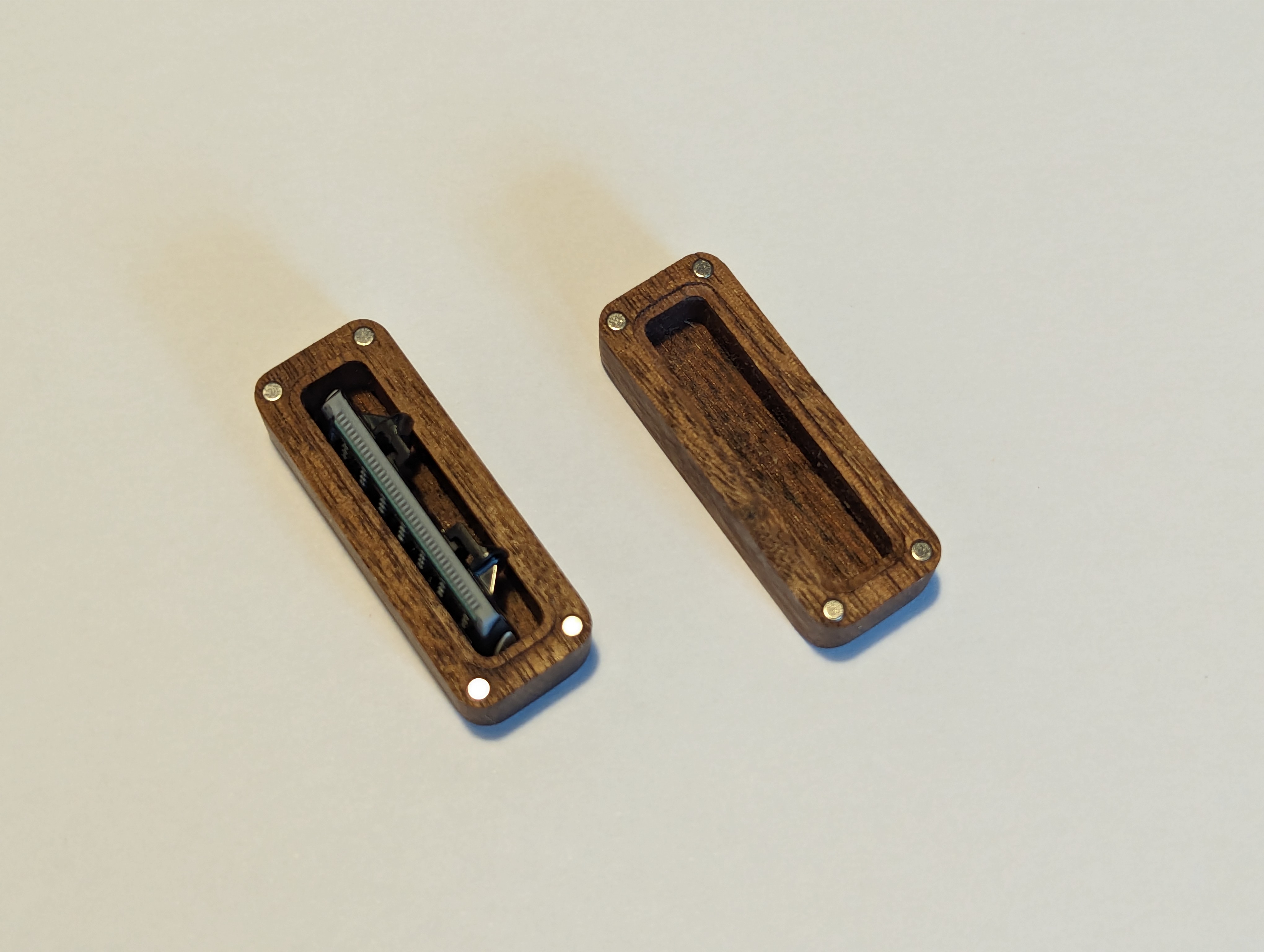 Travel box for razor blade, enclosure, made to be held closed by ...