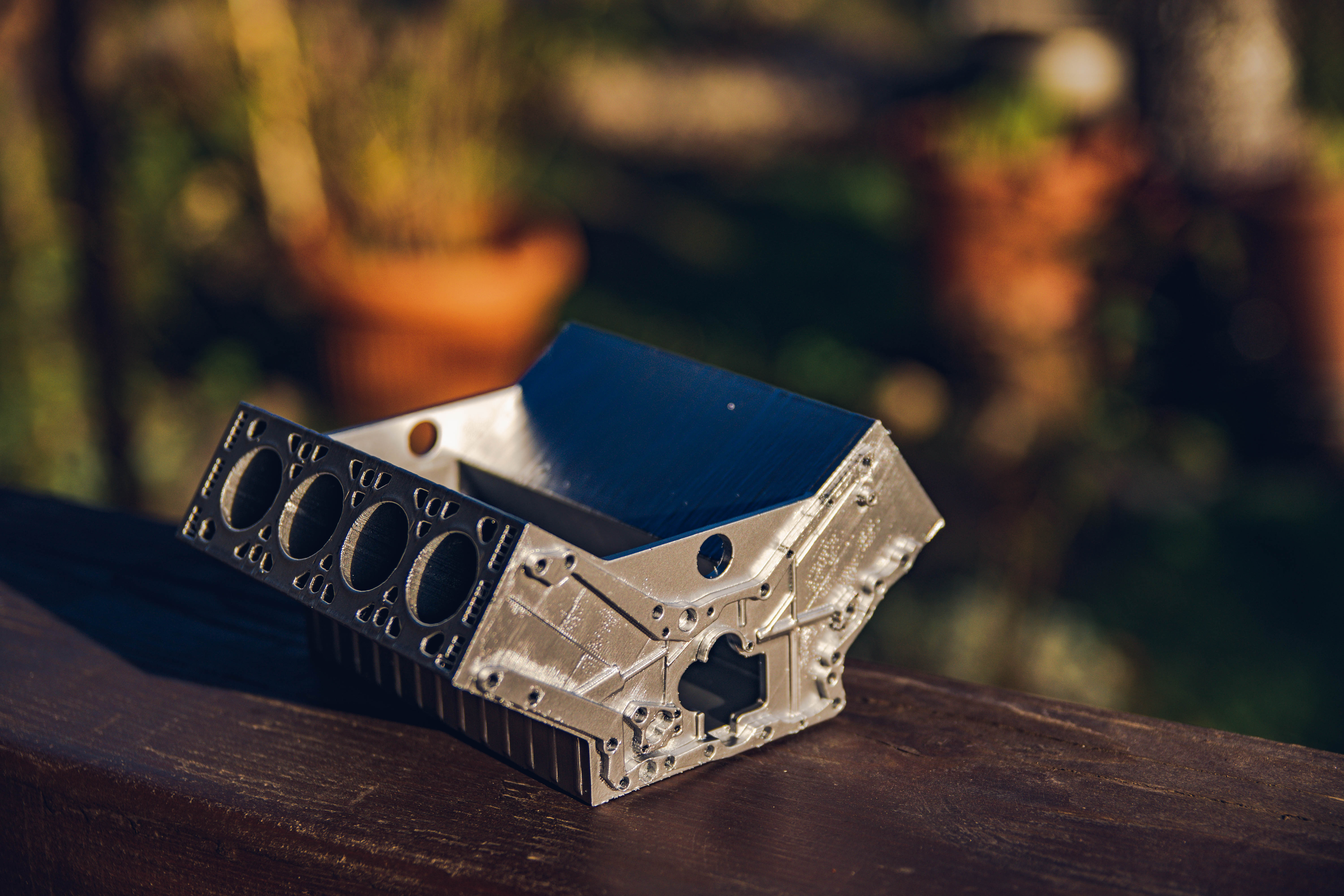 V8 Engine holder / organizer for phones and pendrives por lambonorbi ...