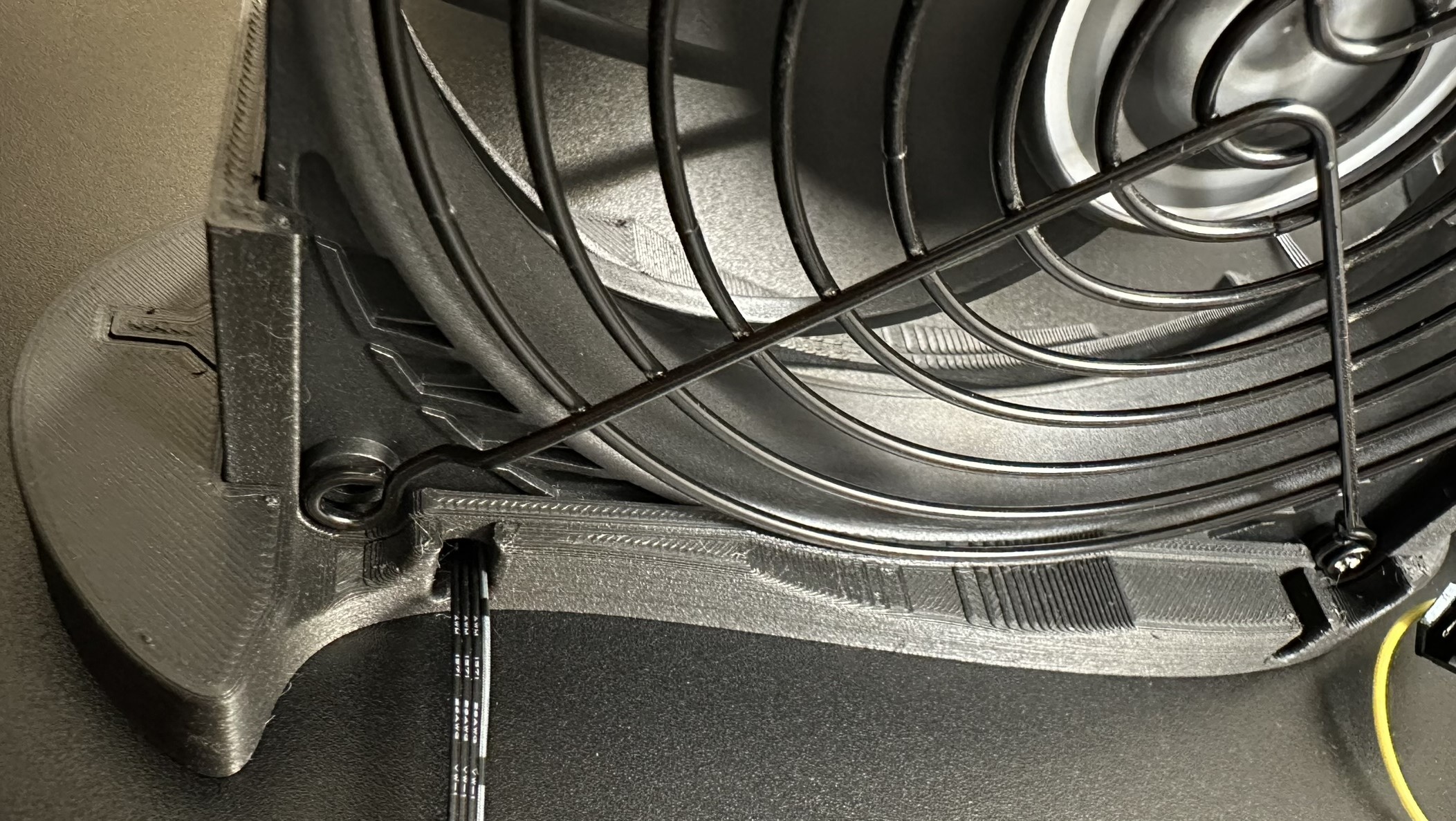 140mm fan desktop mount by duquedeturing | Download free STL model ...