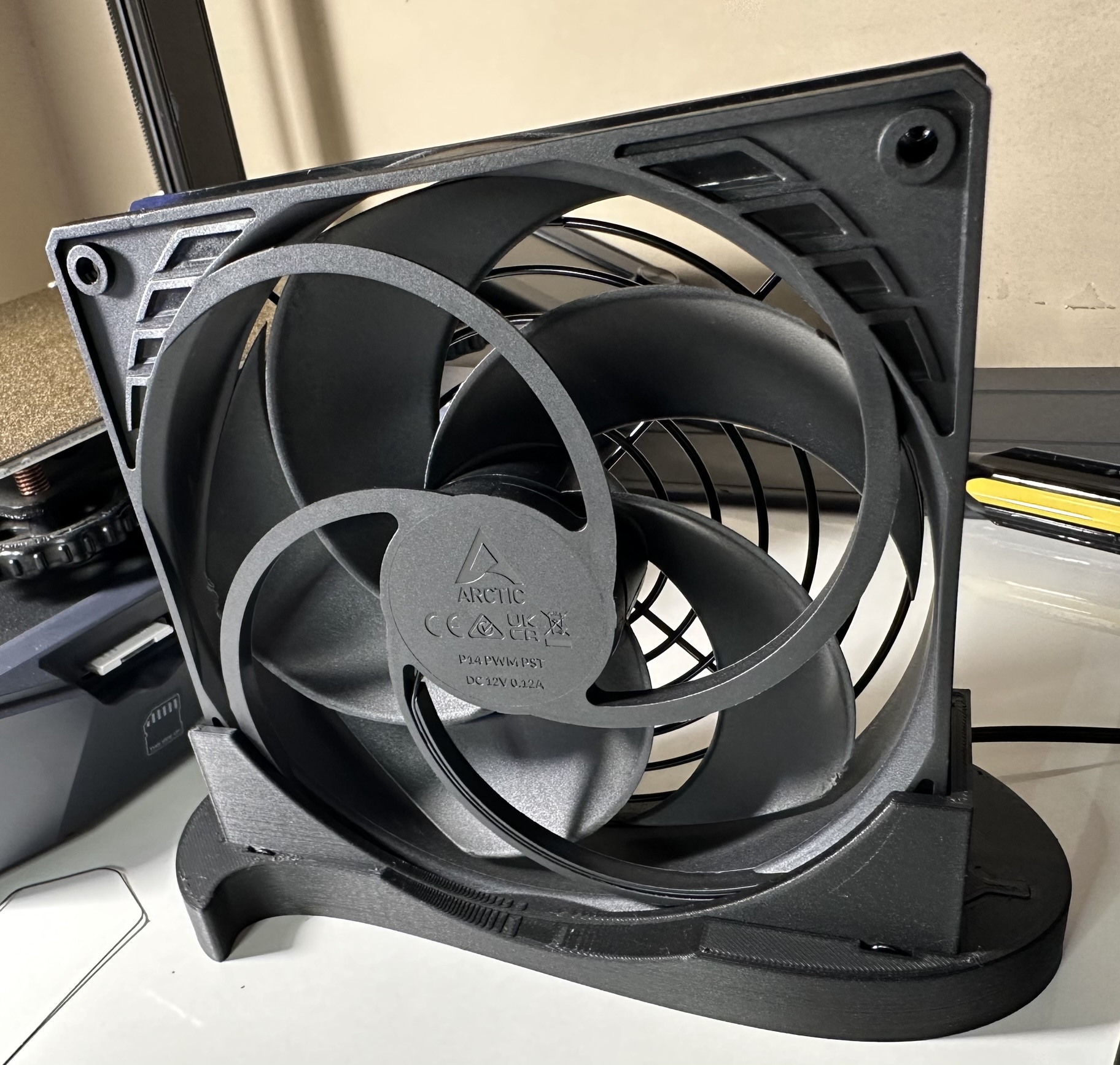 140mm fan desktop mount by duquedeturing | Download free STL model ...