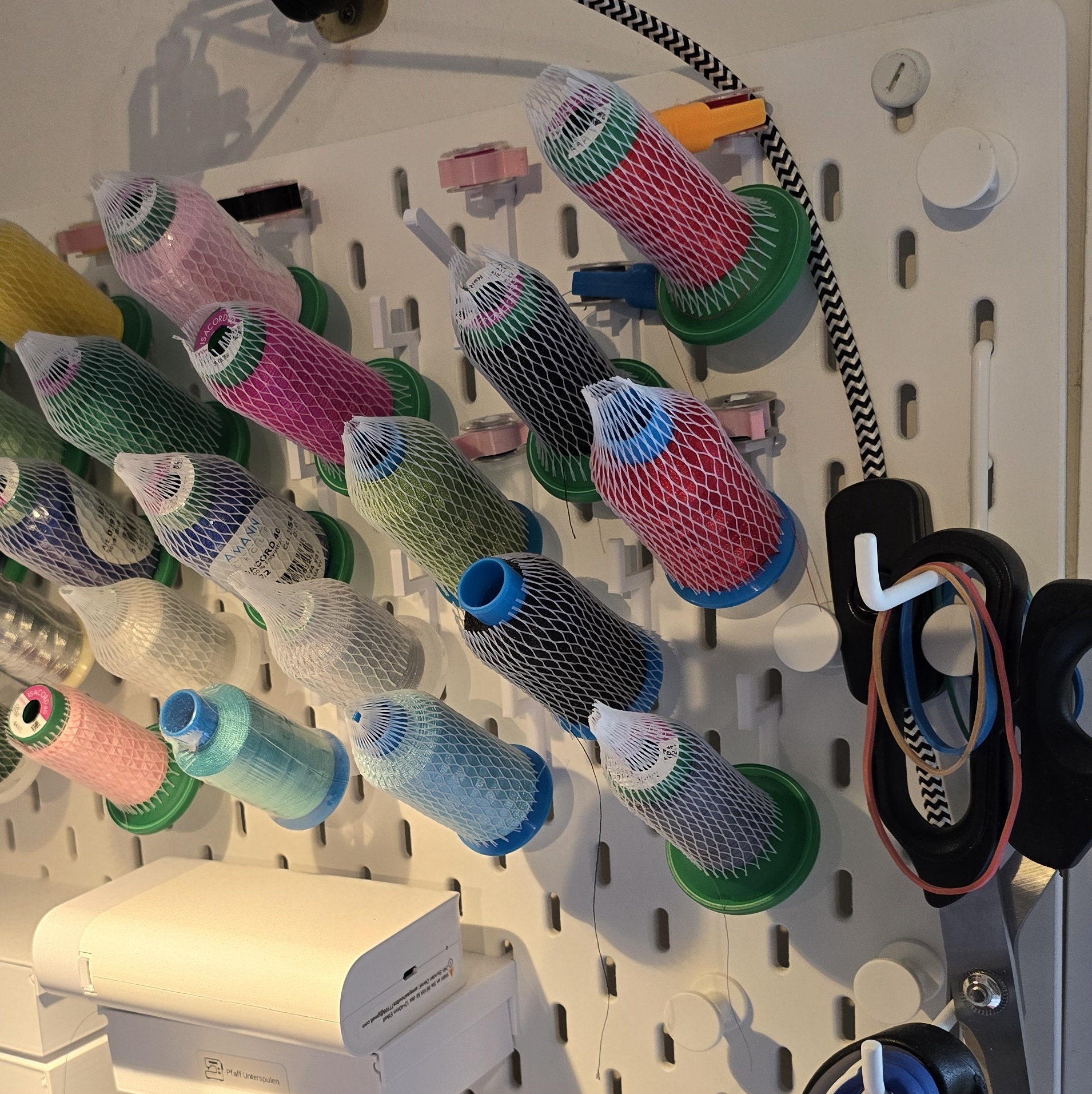 Skadis sewing thread and bobbin roll holder by Robbycor | Download free ...