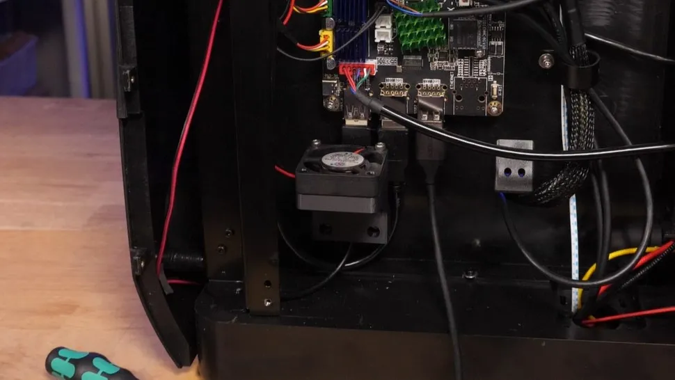 Qidi Q1 Pro Internal Fan Mount with USB Cable Space by Adam - Vector 3D ...