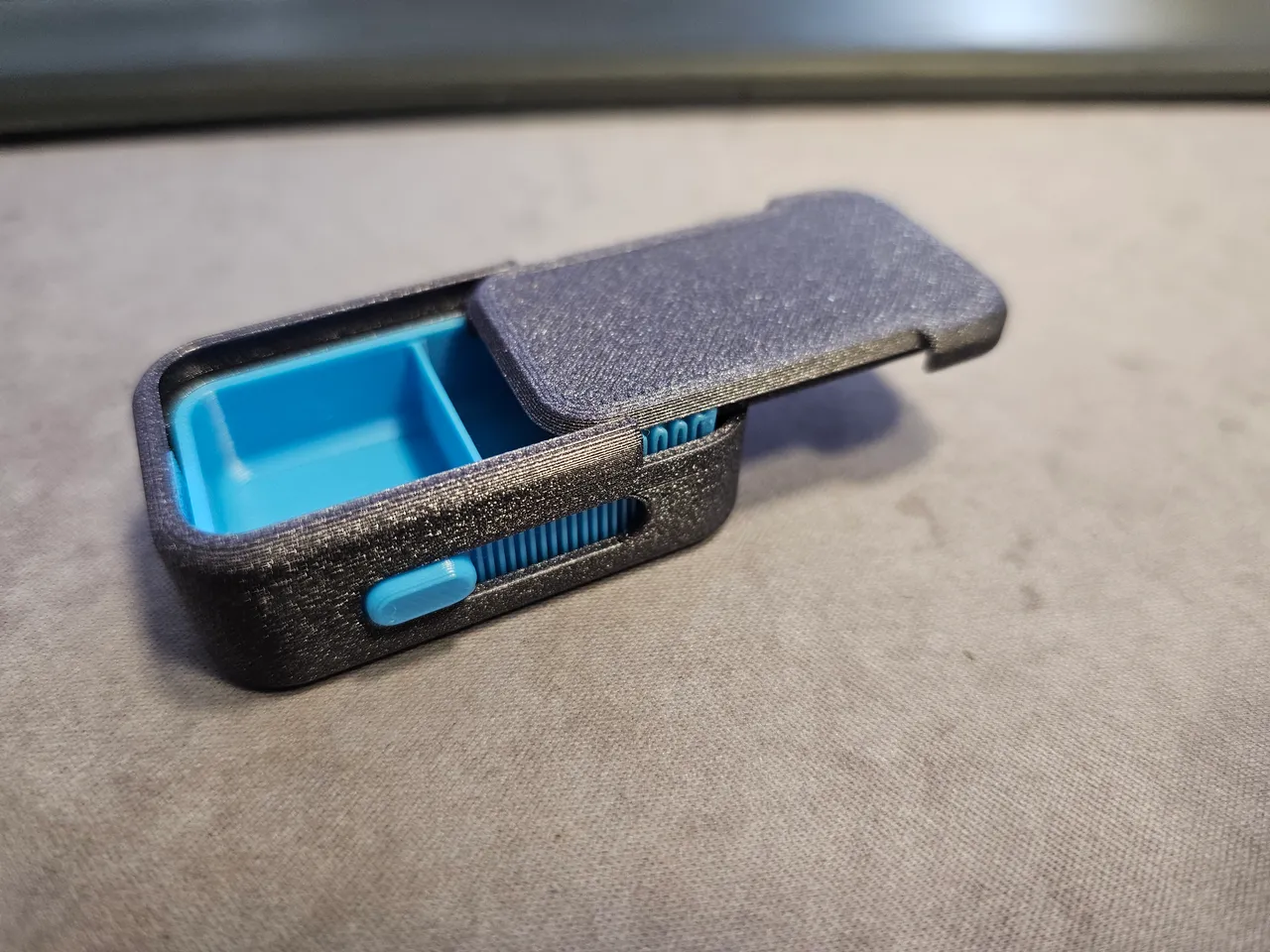 Insert for grab and go pill box with divider by HeV | Download free STL ...