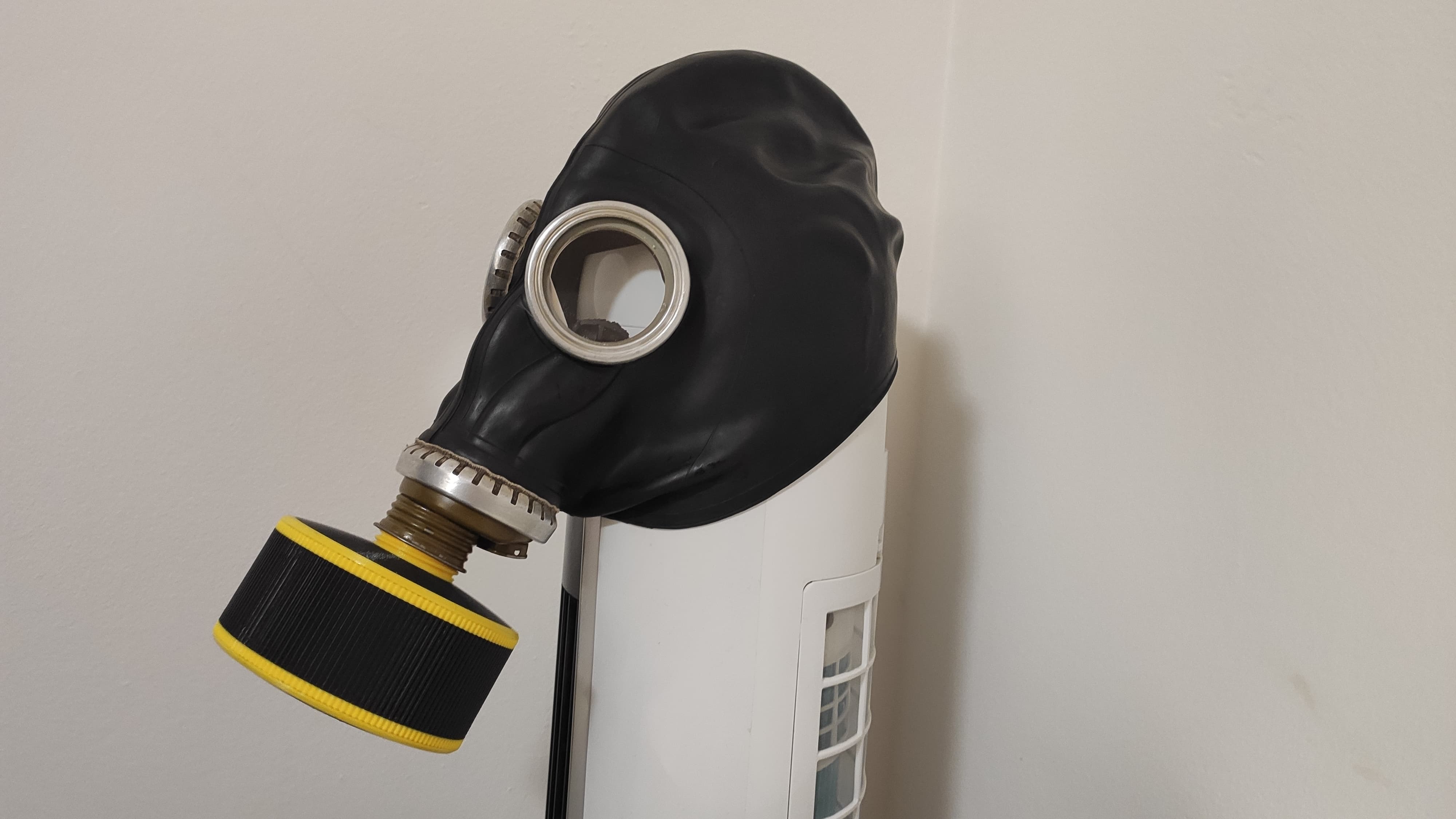 Gas mask filter container by Dark | Download free STL model ...