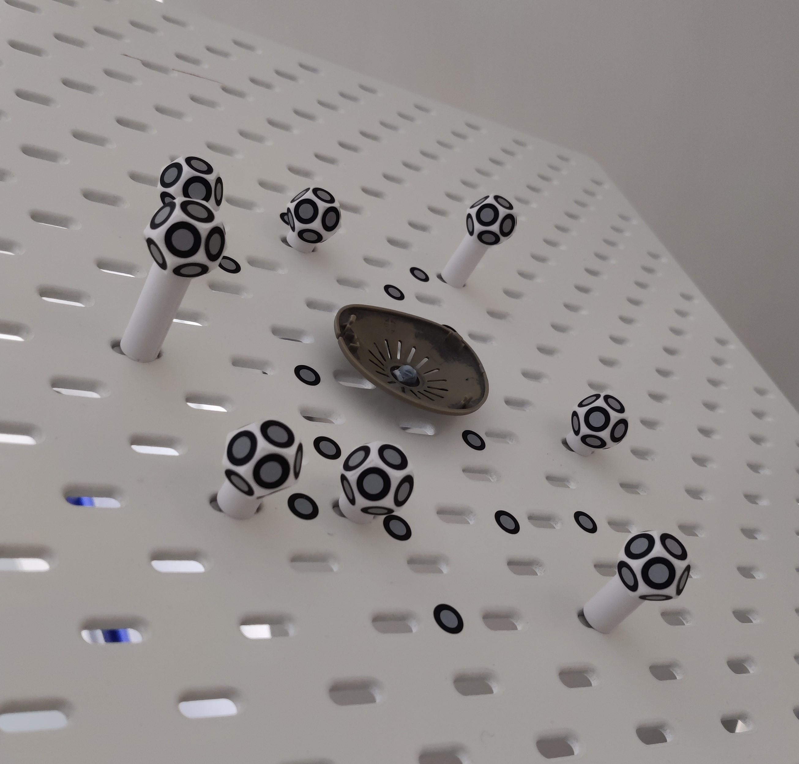 Skadis scanner tracking targets by Scruffy | Download free STL model ...