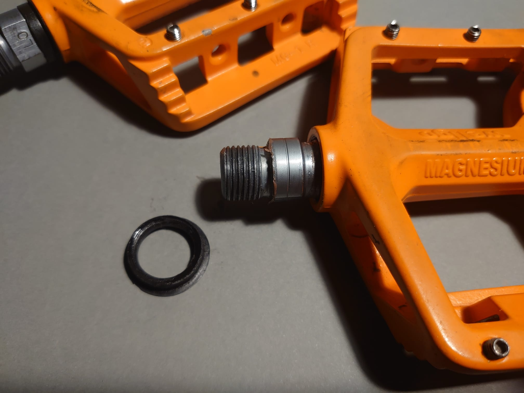 Wellgo MG-1 flat pedal dust seals by 3D Mad Mesh | Download free STL ...