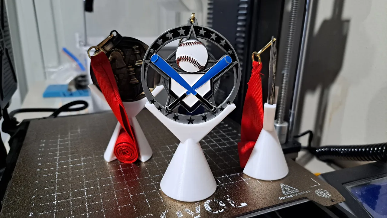 Medallion Award Stand with Ribbon Compartment by Ray | Download free ...